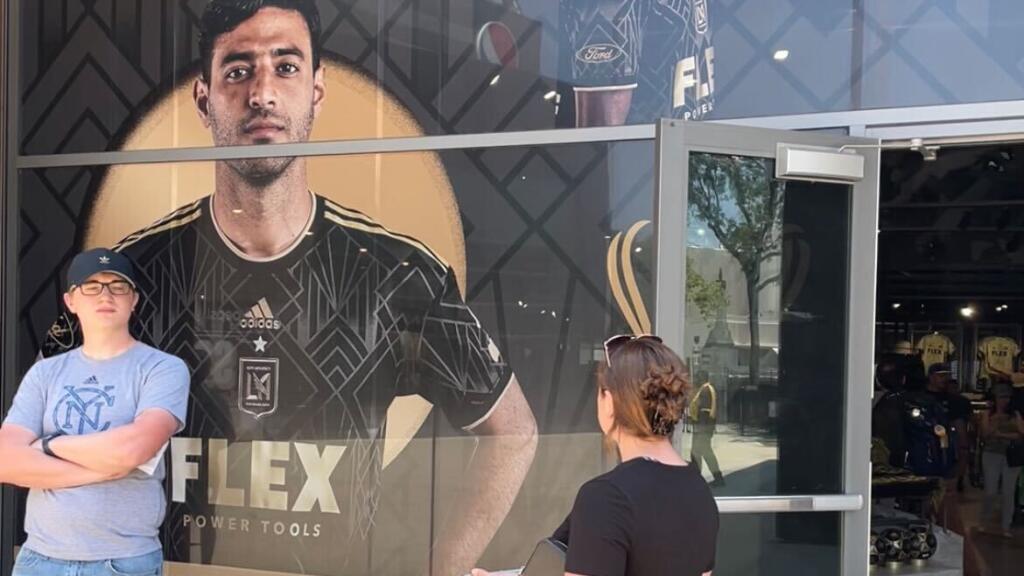 ¡Todo por ‘Cracklitos’! Prendas de Carlos Vela destacan en la tienda del LAFC | TUDN MLS | TUDN