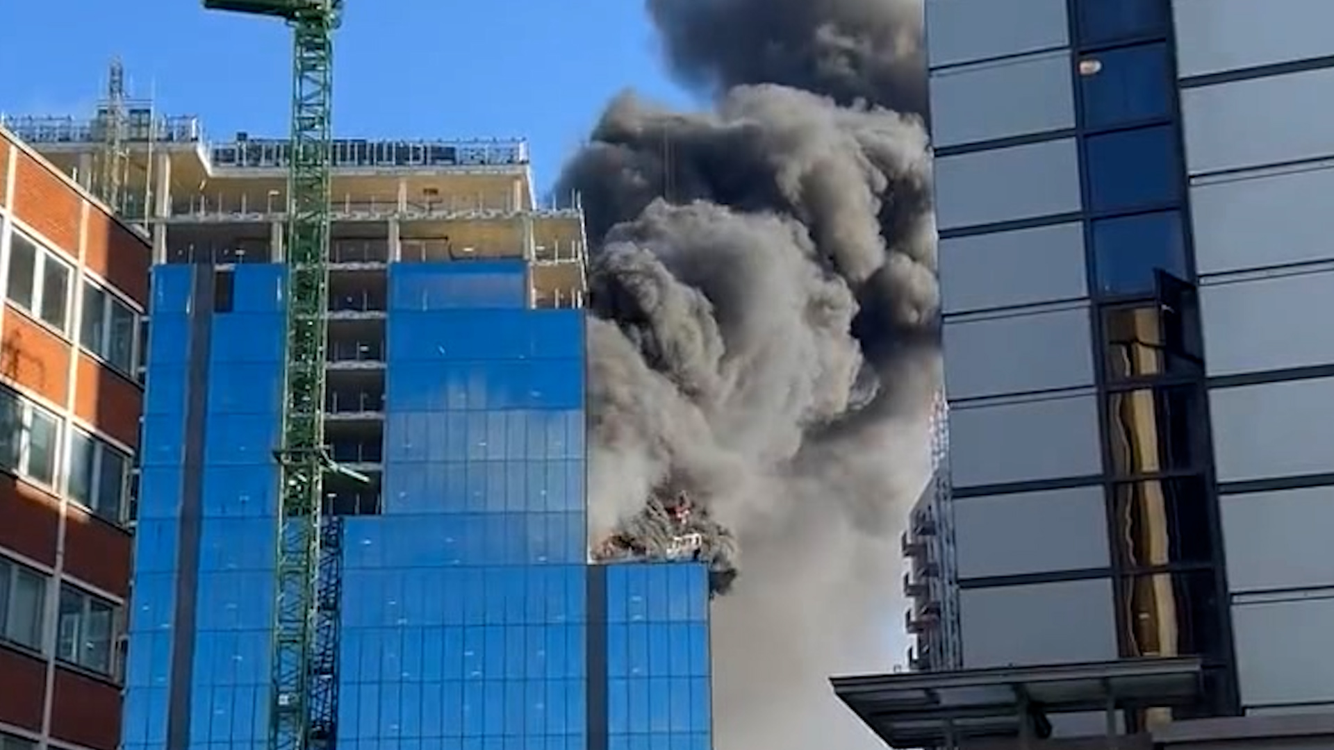 El dramático rescate de un hombre atrapado en el techo de un edificio ...