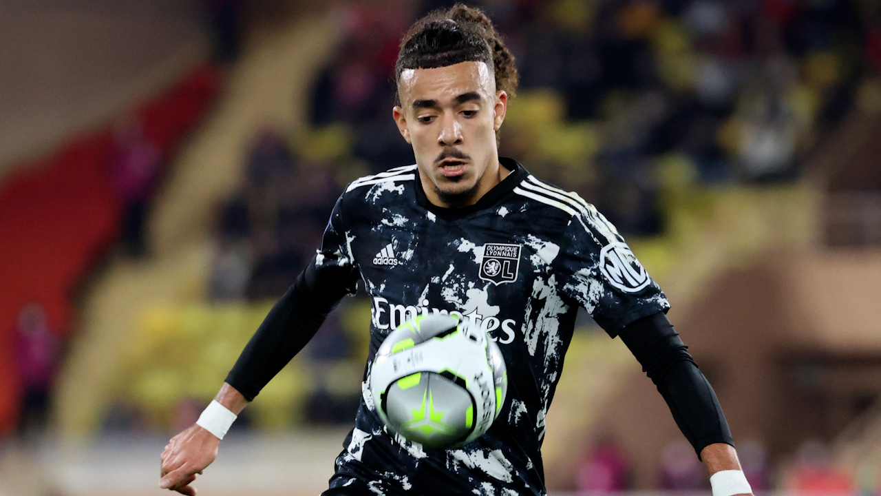 Chelsea ficha al lateral francés Malo Gusto del Lyon para la temporada ...