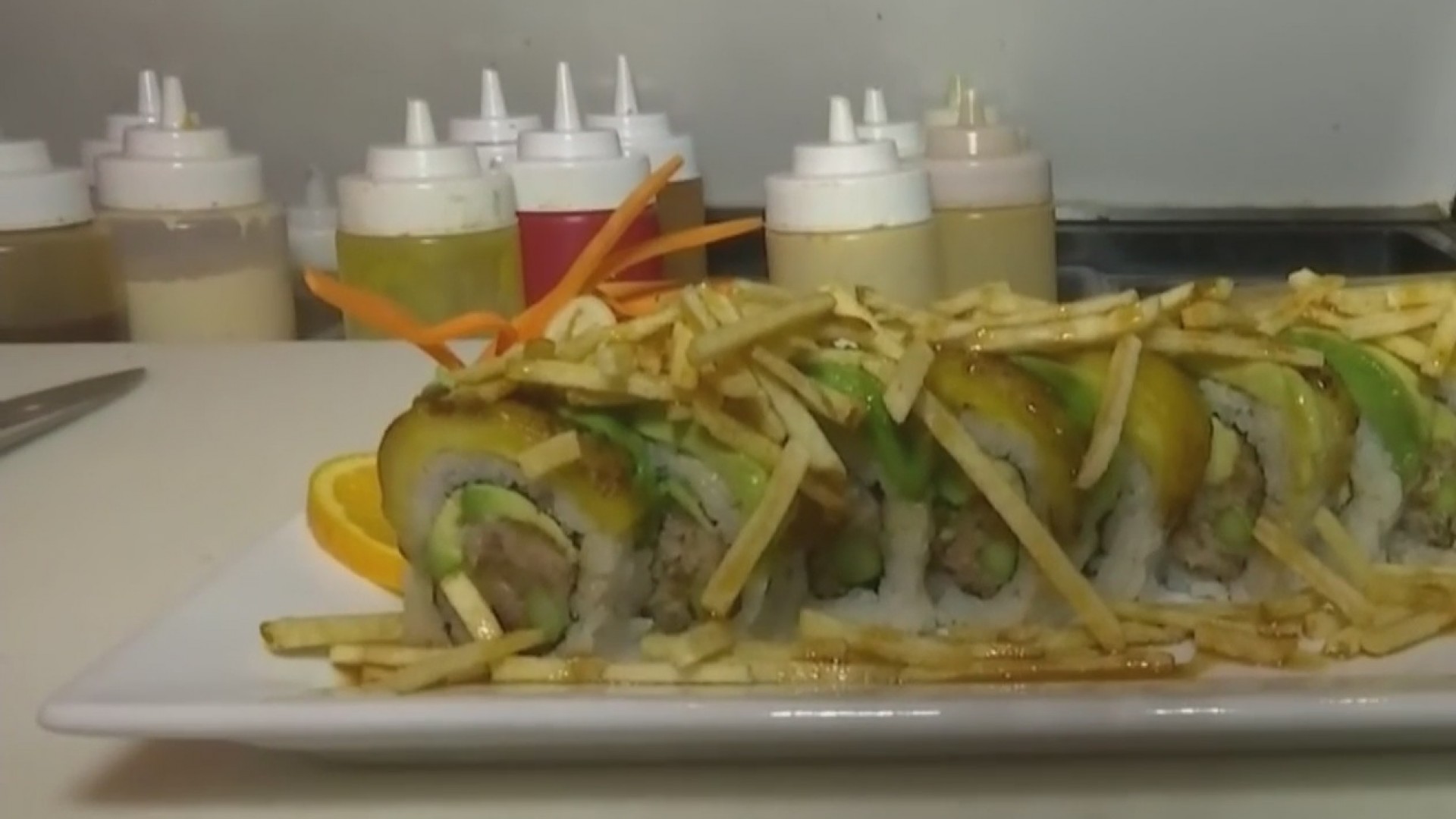 Con croquetas y plátano frito, este sushi conquista el paladar latino ...