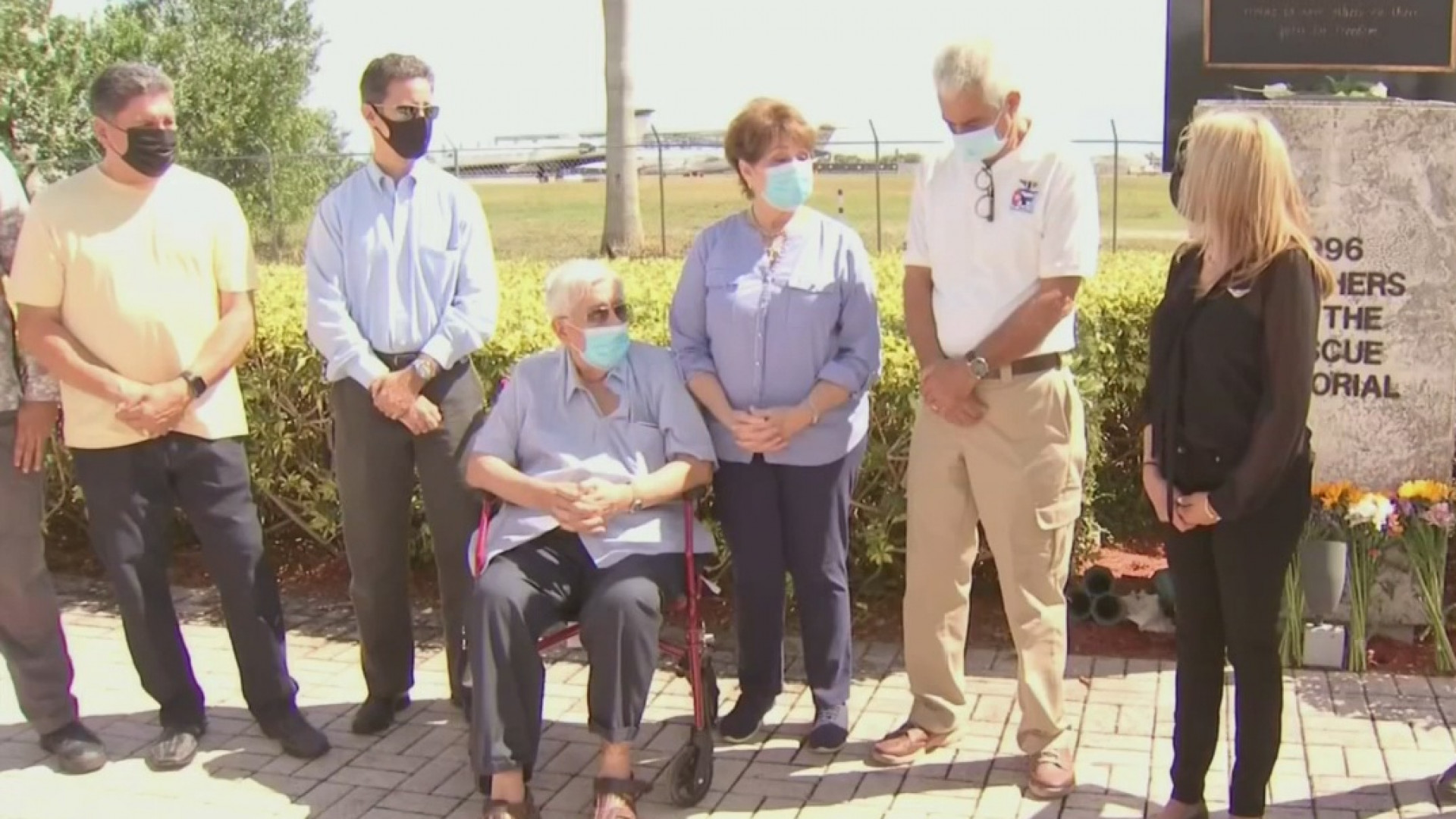 Piden justicia en el homenaje por el aniversario 25 del derribo de las ...