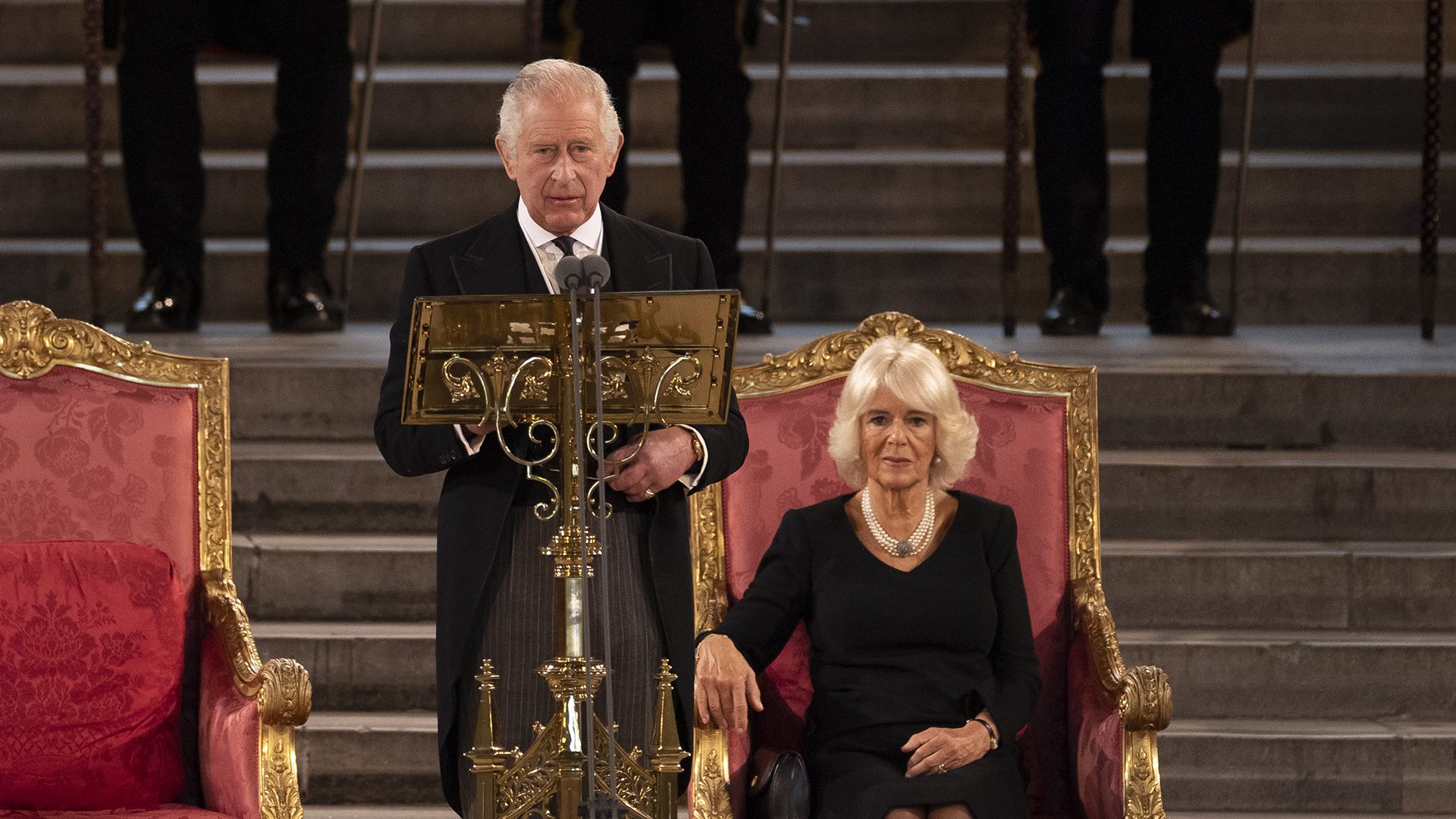 El rey Carlos III promete servir con "el ejemplo de deber desinteresado ...