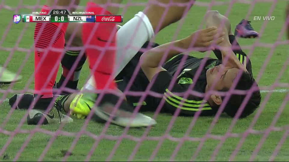 Penalti!! Falta de Declan Wynne sobre Hirving Rodrigo Lozano dentro del ...