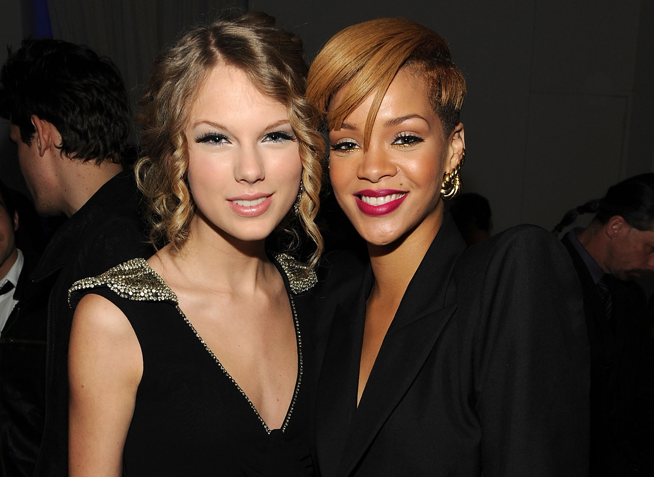 Rihanna no cantará nunca con Taylor Swift | Estaciones de Radio Música ...