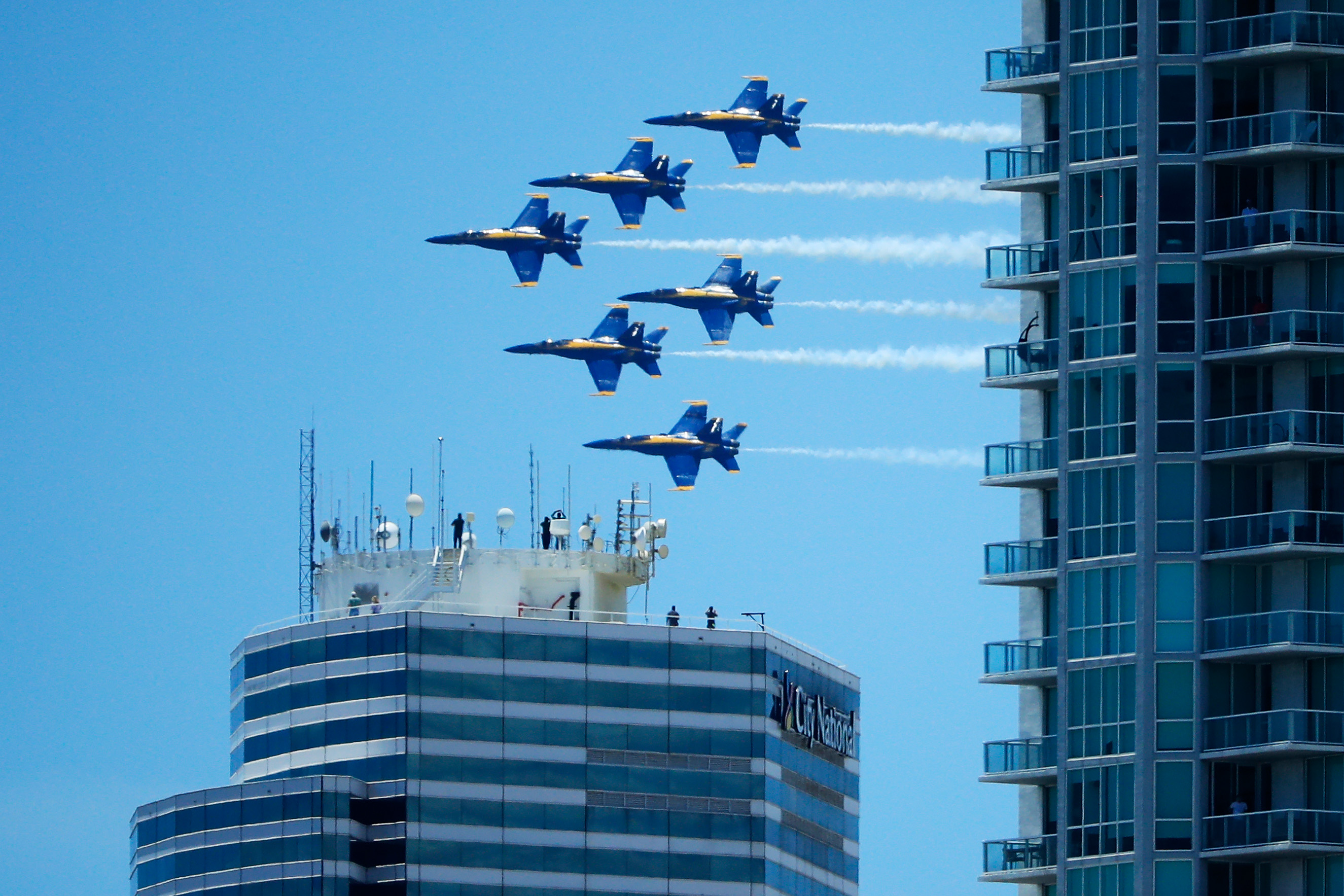 Así volaron los Blue Angels sobre Miami como tributo a trabajadores de ...
