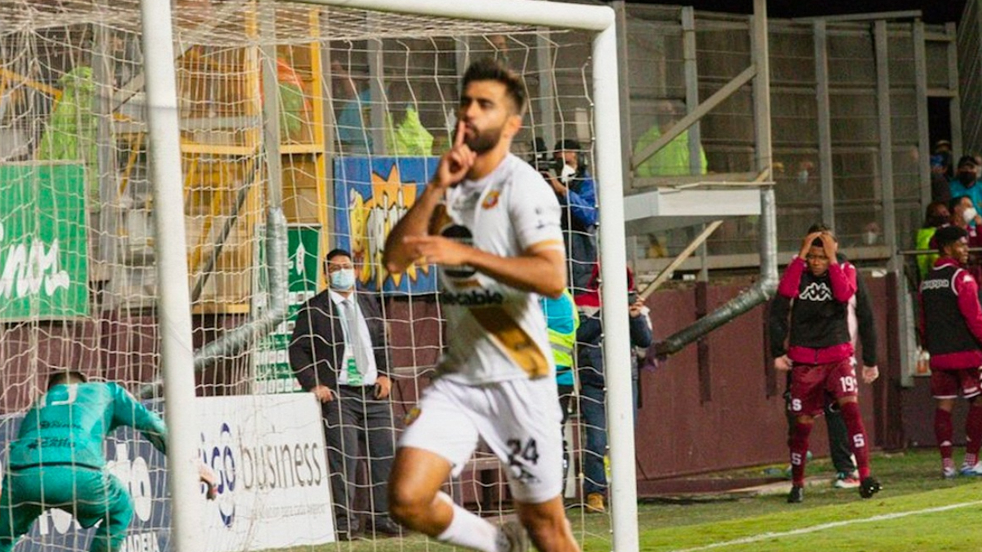 Miguel Basulto, ex de Chivas, le da medio título al Herediano ante el ...