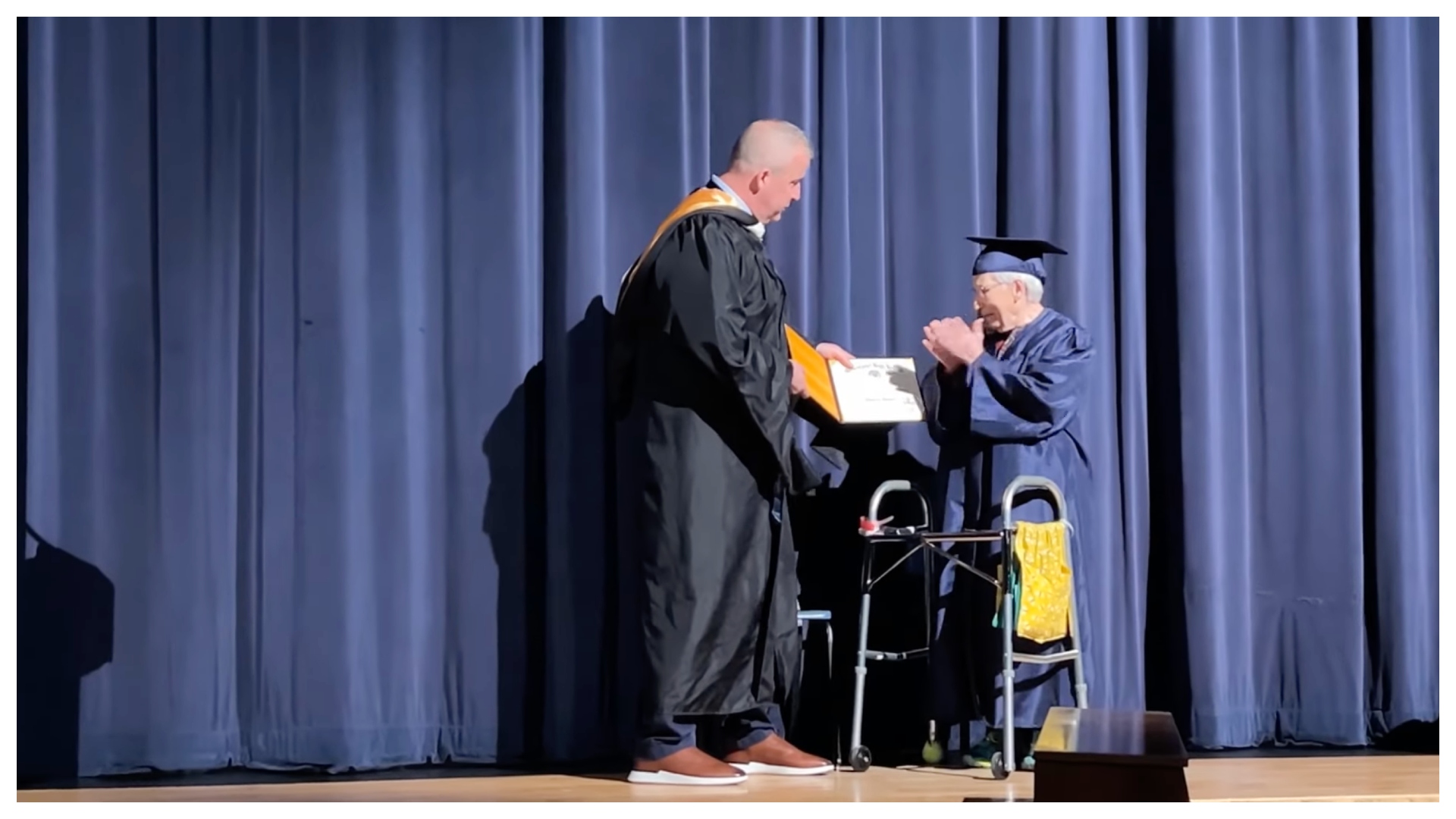 Mujer de 100 años se gradúa de la escuela secundaria en Nueva York ...