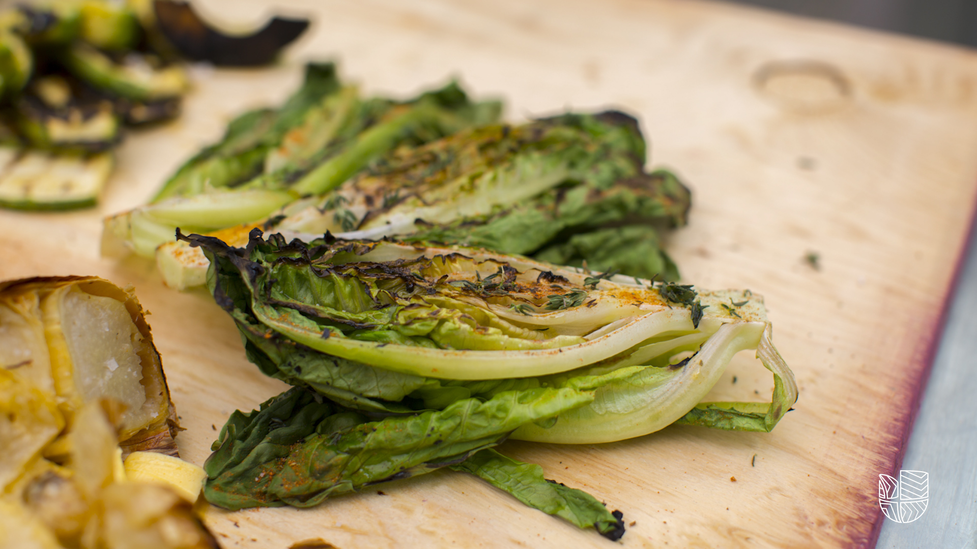 Esta fácil receta de lechugas a la parrilla le quita lo aburrido a la ...