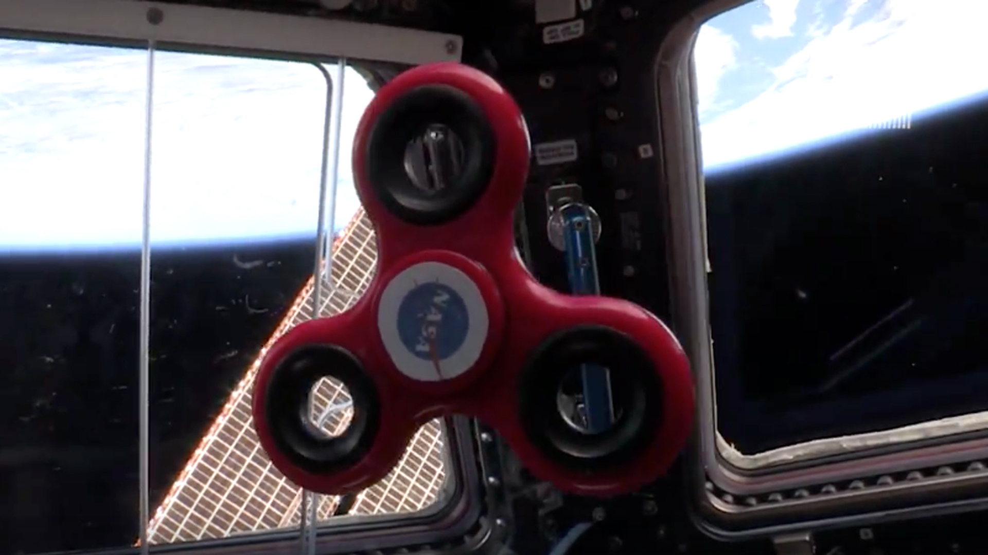 En video: Astronautas de la NASA muestran cómo gira el fidget spinner ...