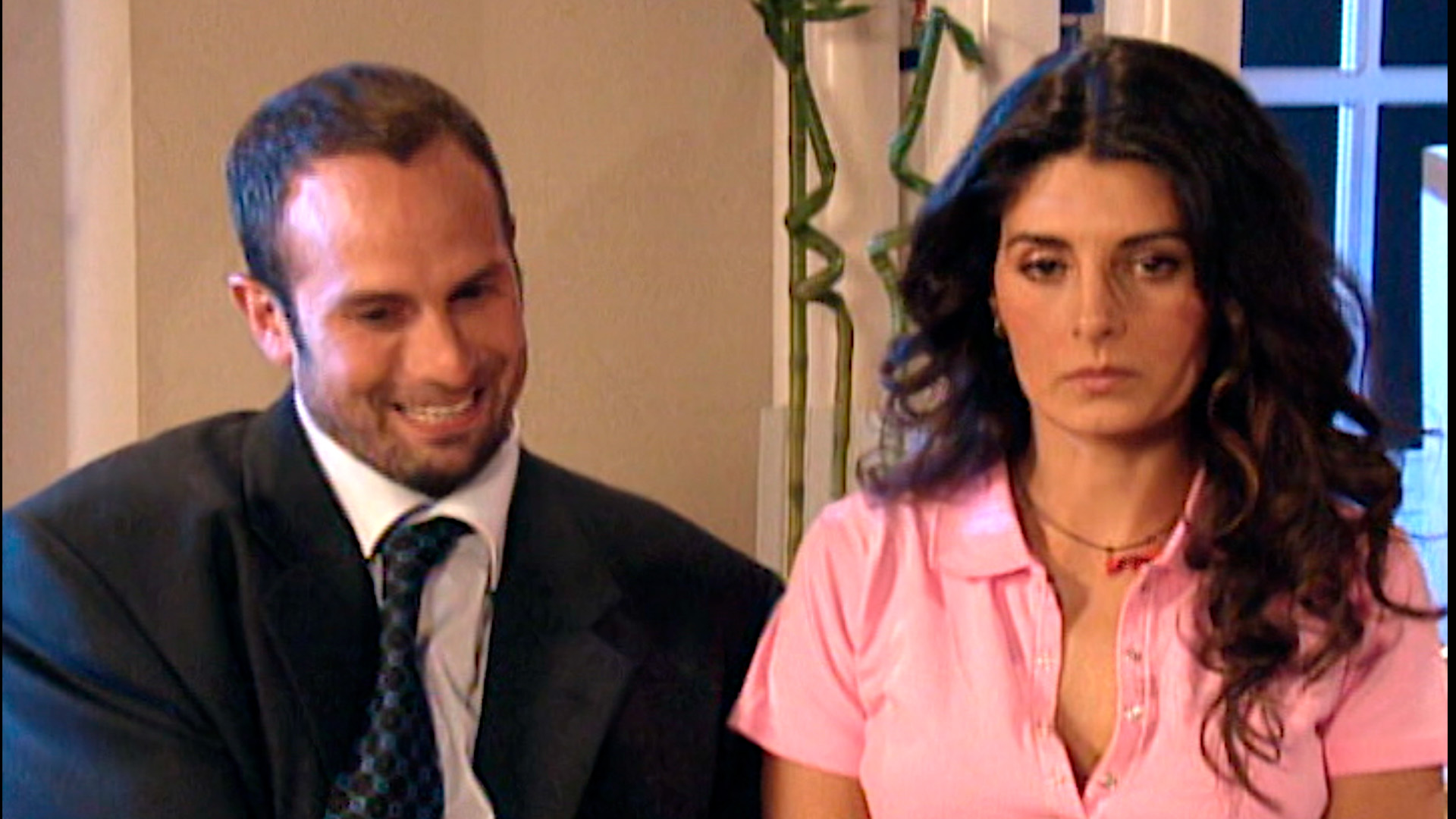 Vecinos Capítulo 2: Los papás de Silvia conocen a su nuevo "novio ...