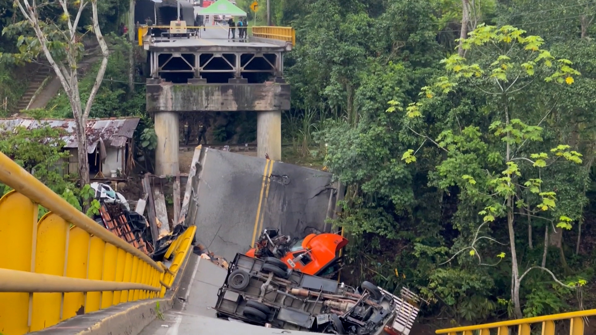 Así quedó el puente que colapsó en Colombia y dejó a dos policías ...
