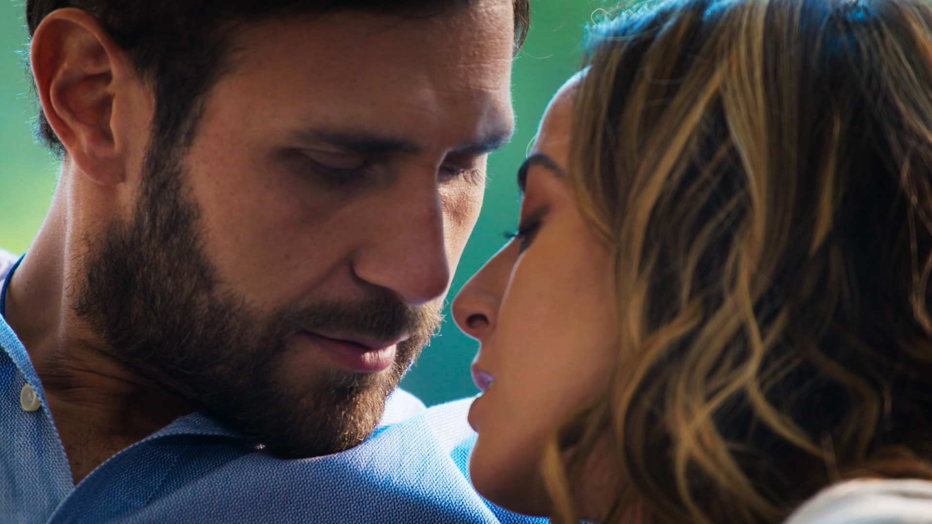 Gabriel y Alexa se besan | Shows Fuego Ardiente | Las Estrellas