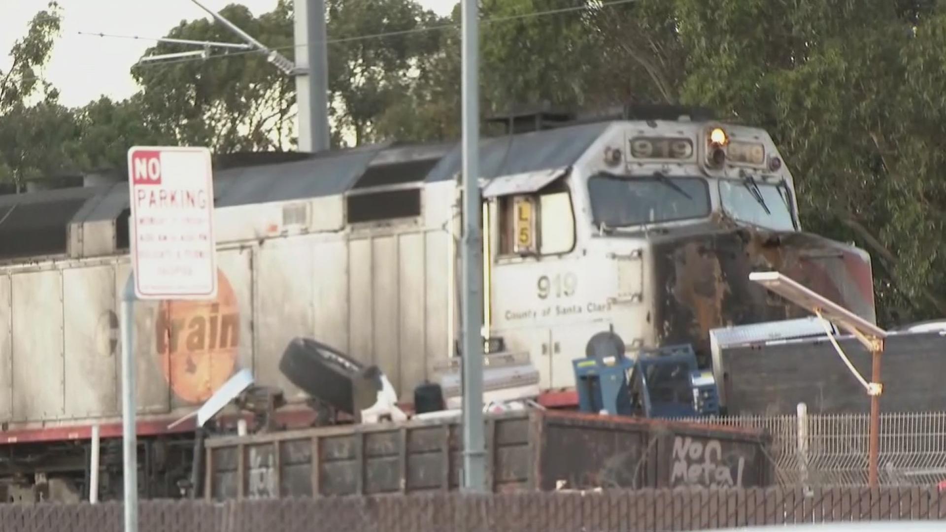 Tren de Caltrain arde en llamas luego de impactarse contra un vehículo ...