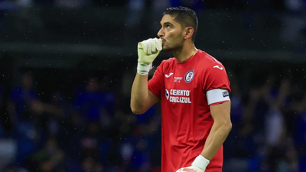 Jesús Corona sufre una fractura y Cruz Azul debutará a Andrés Gudiño ...