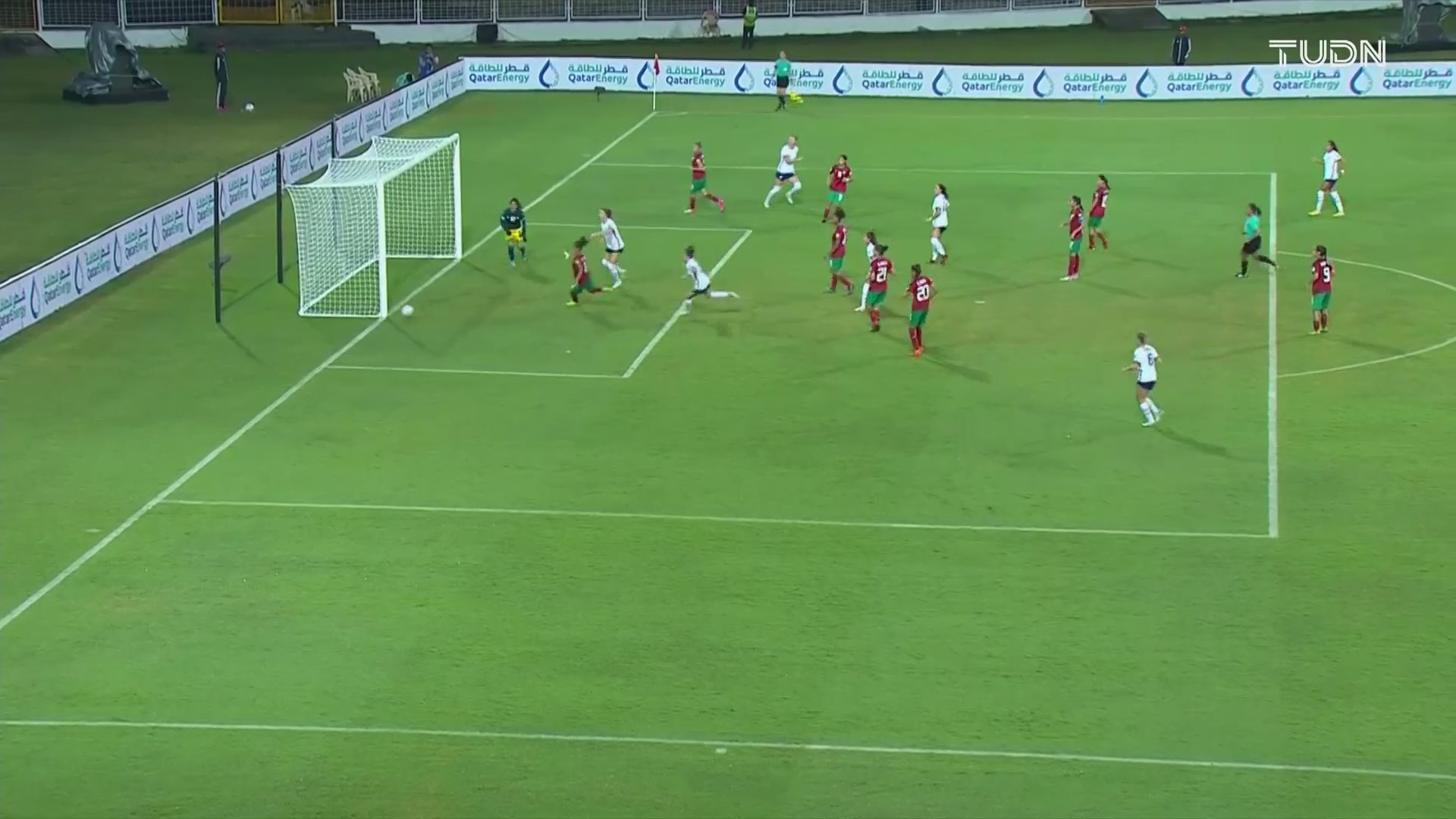 ¡Por poquito! Disparo cruzado de Roller que pasa muy cerca del poste ...