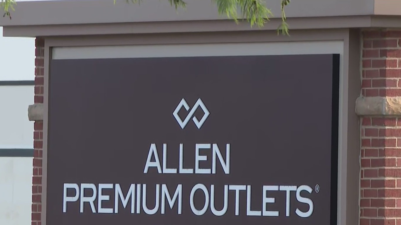 Tras casi dos semanas del tiroteo, continúa cerrado el centro comercial ...