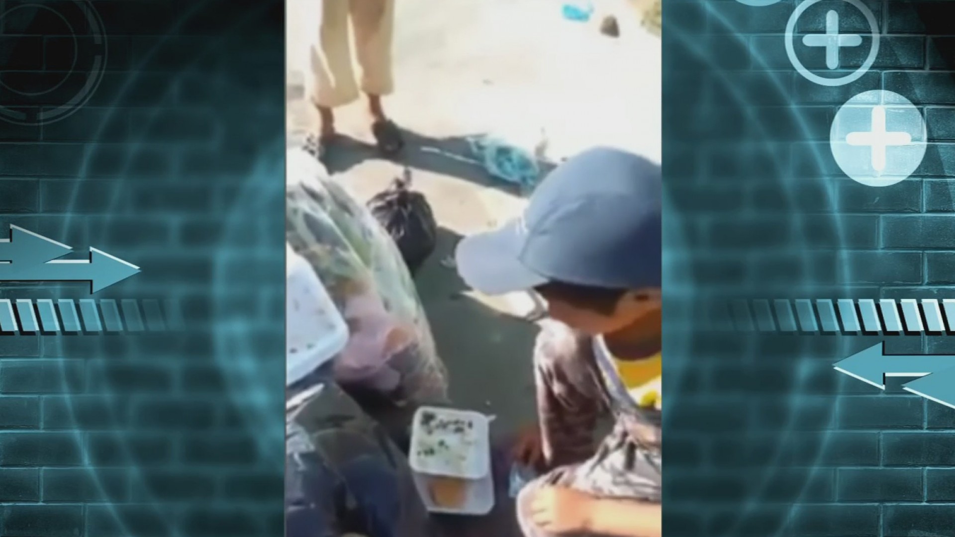 Graban a niños escarbando en la basura en busca de comida para alertar ...