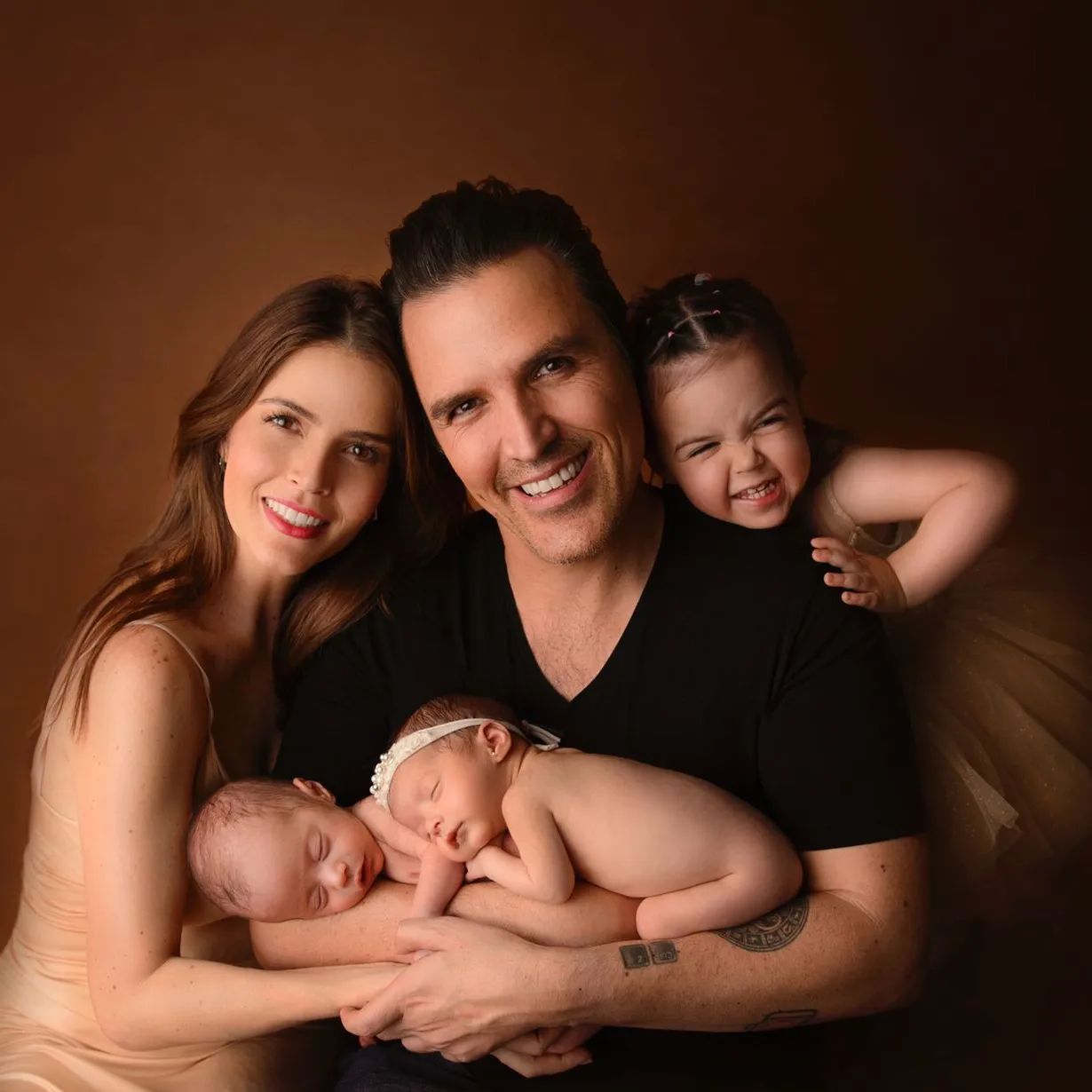 Destapan foto de los mellizos de Claudia Álvarez en su bautizo | Las ...