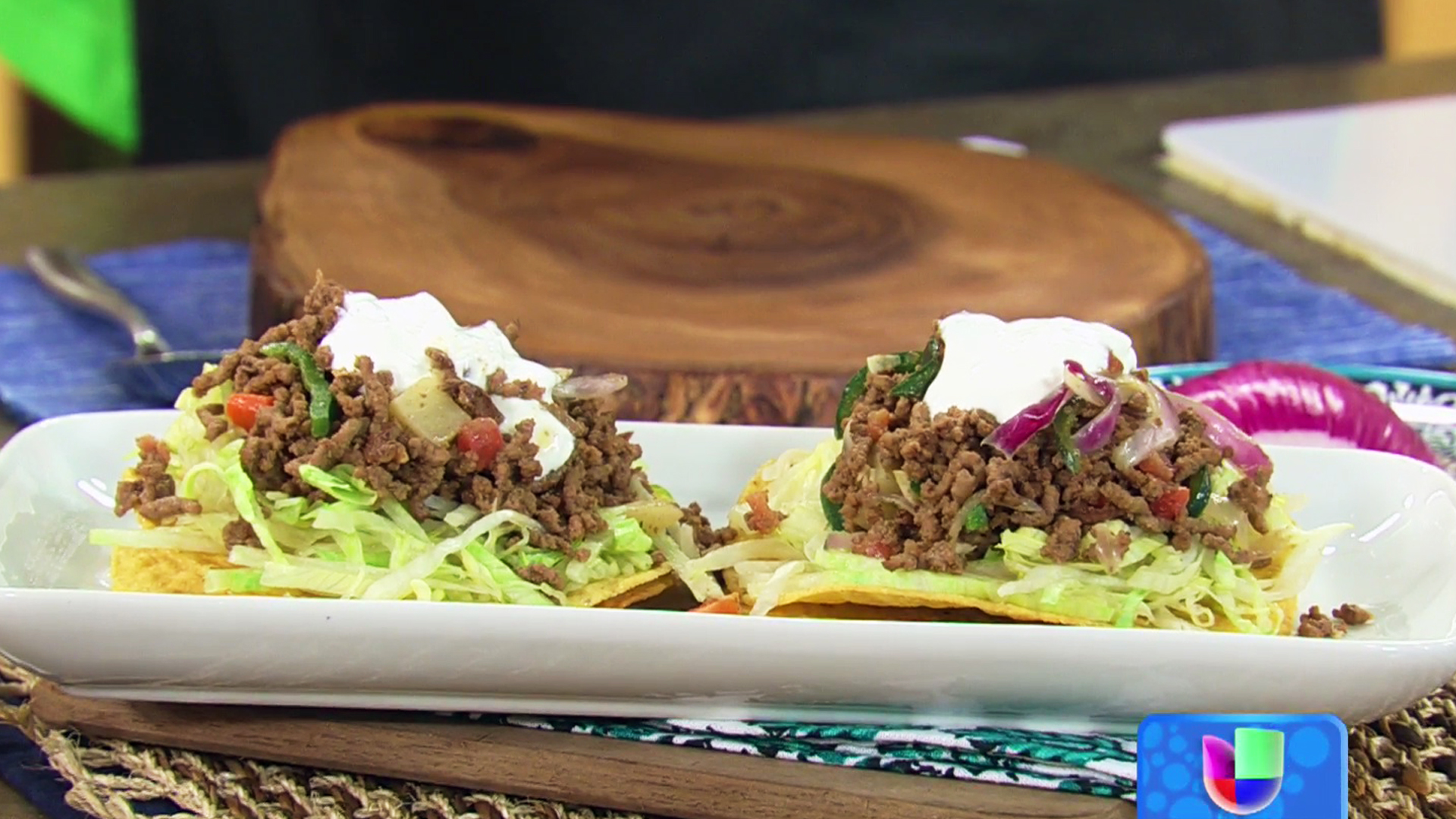 Prepara unas deliciosas tostadas de picadillo | Delicioso | Univision