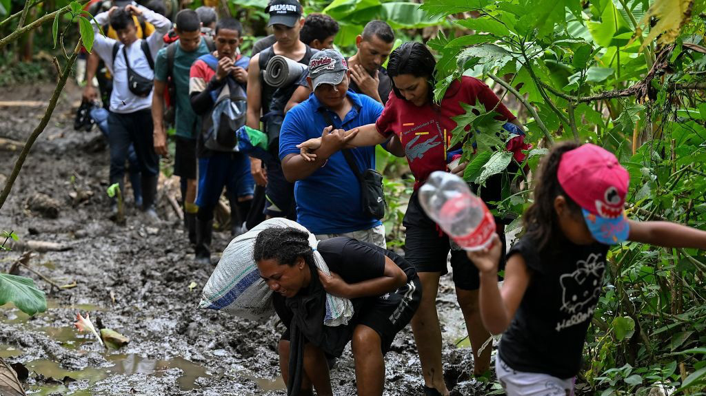 Migrantes arriesgan su vida a diario cruzando la selva del Darién ...