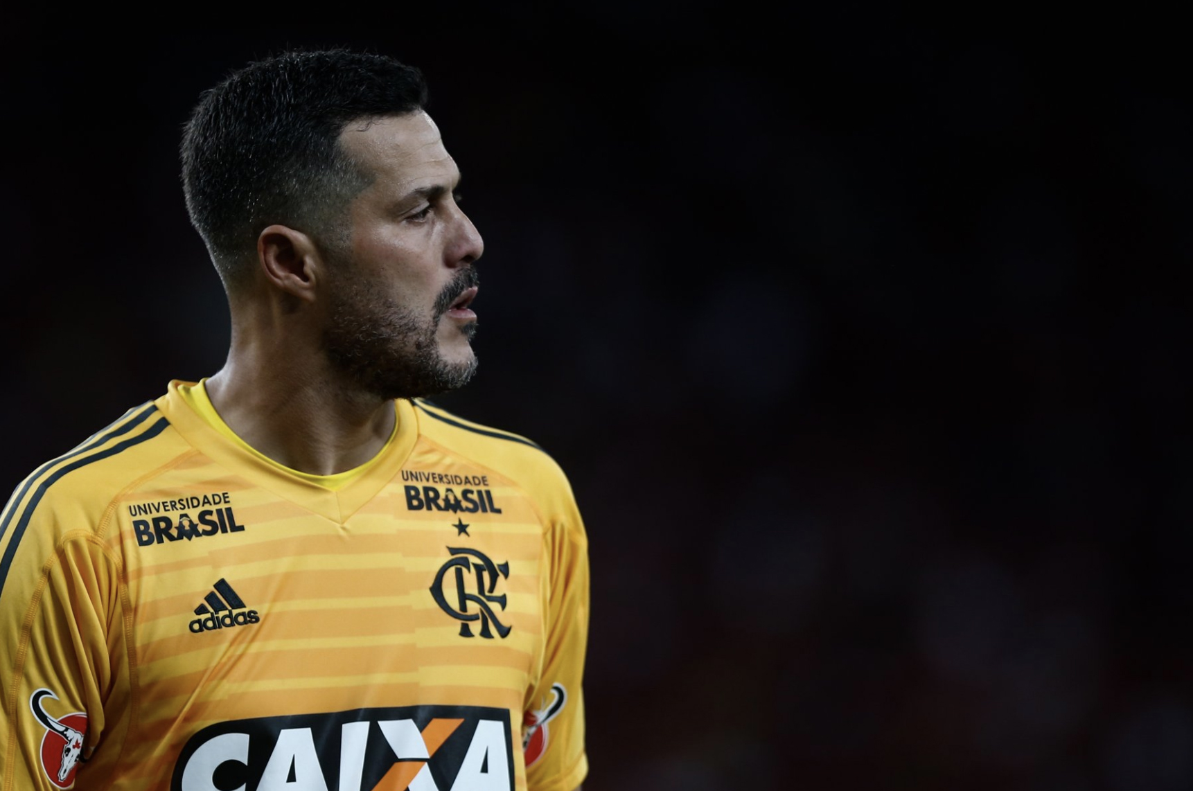 En medio de una tremenda ovación se retira el portero brasileño Júlio ...