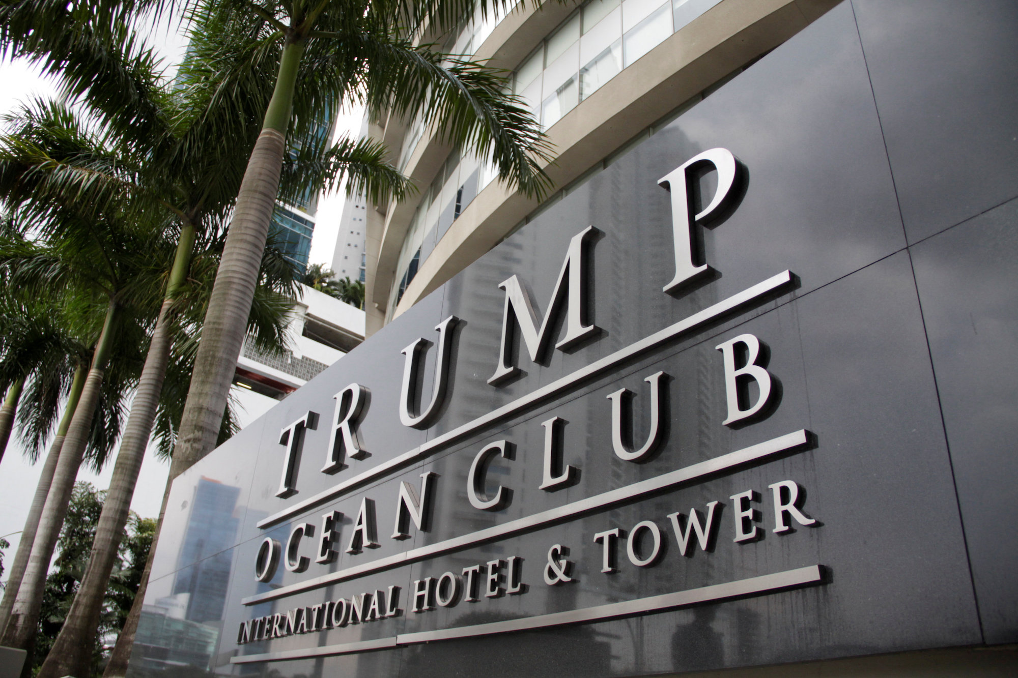 El propietario del hotel Trump de Panamá quiere eliminar del edificio ...