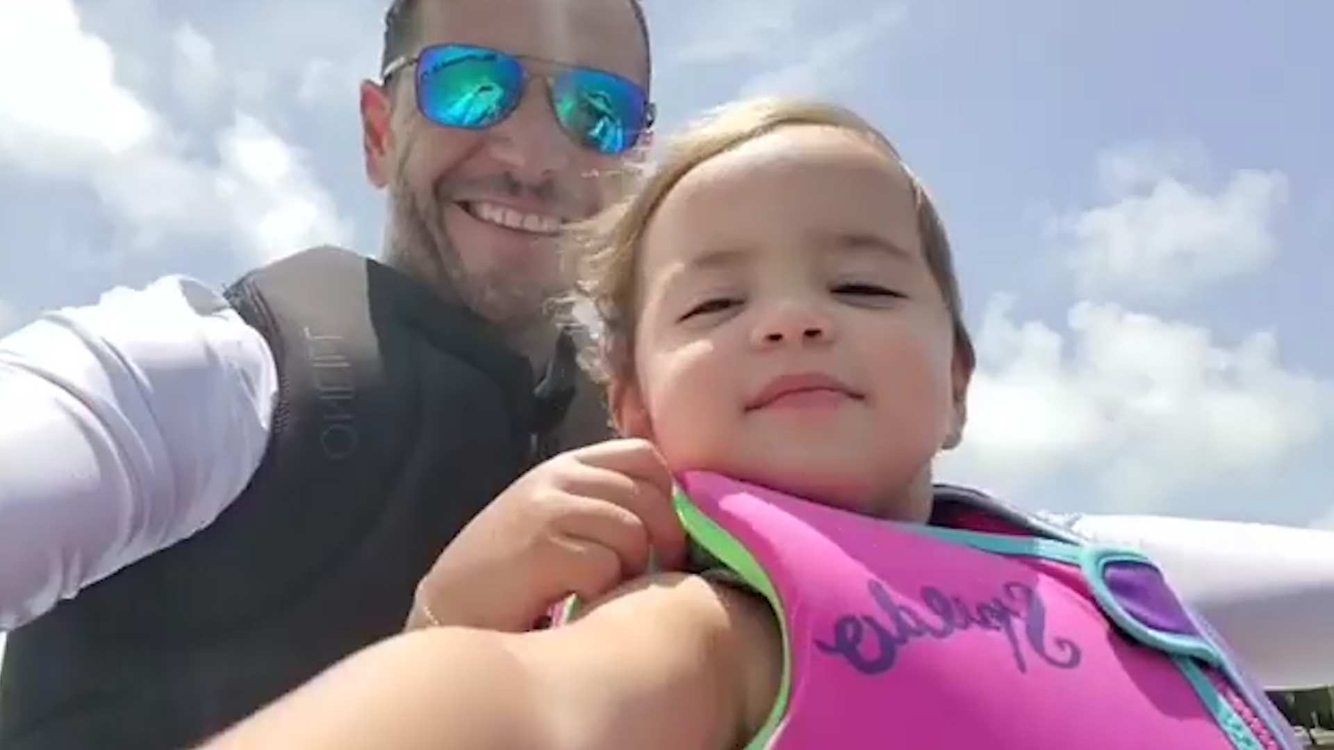 El tierno saludo de Paula, hija Jacky Bracamontes, mientras pasea con ...