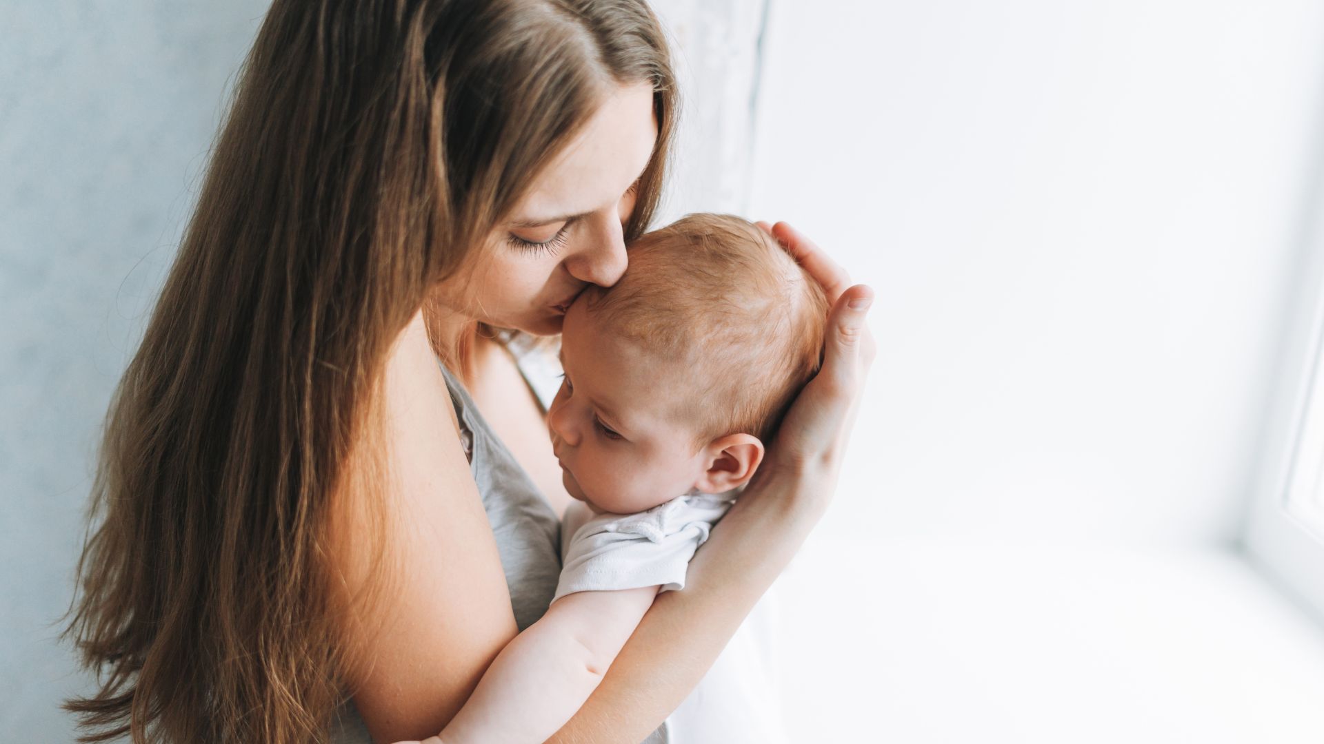 Besar a tu bebé: Estos son los beneficios emocionales y físicos | Estilo de Vida Madres | Univision