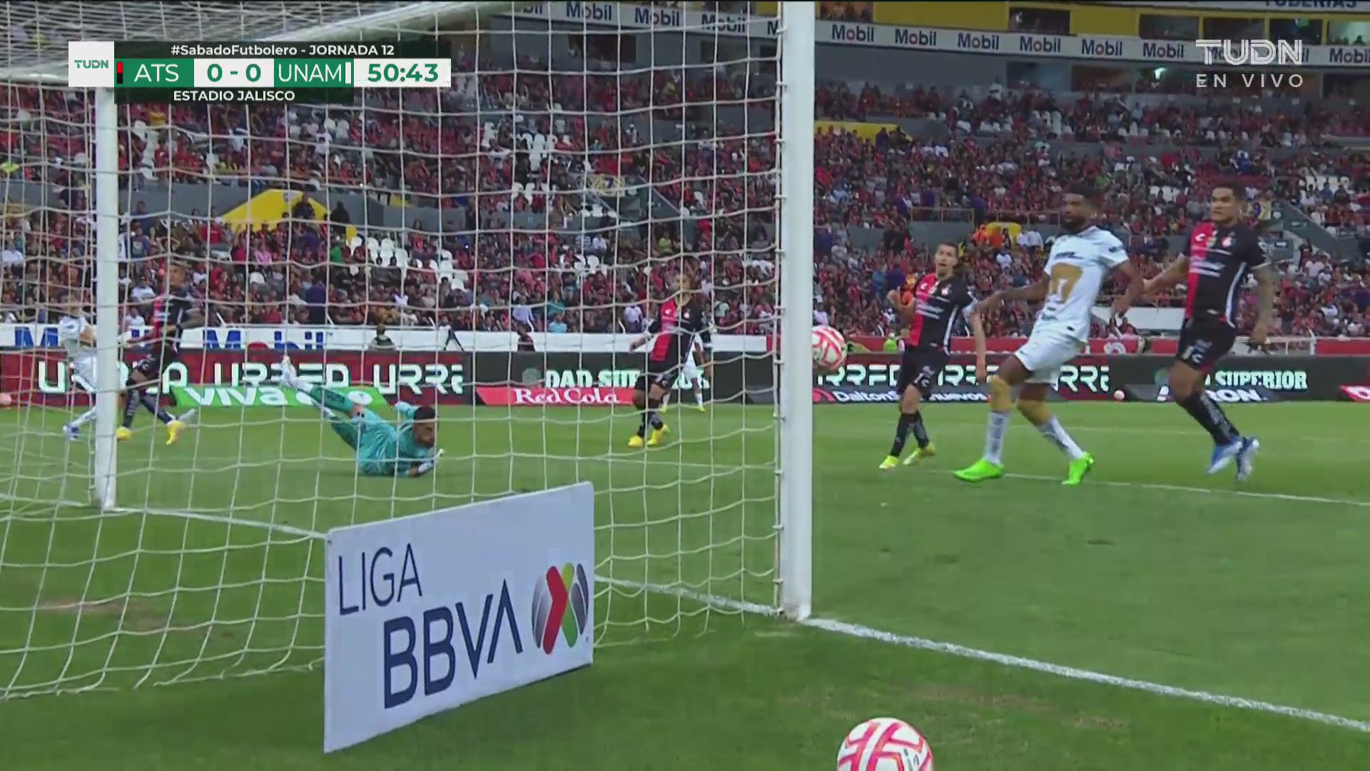 ¡El poste salva al Atlas! Dinenno cimbra el metal con su riflazo | TUDN ...