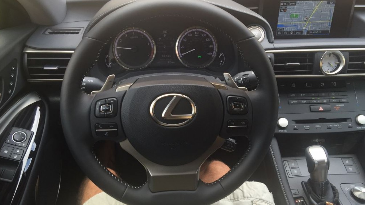 La lujosa cabina del Lexus RC 2016 | A Bordo | Univision