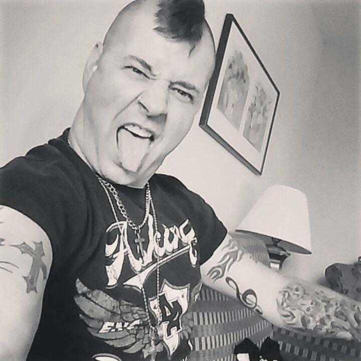 Nuevo ataque de odio: un cantante se ofrece de "voluntario" para ...