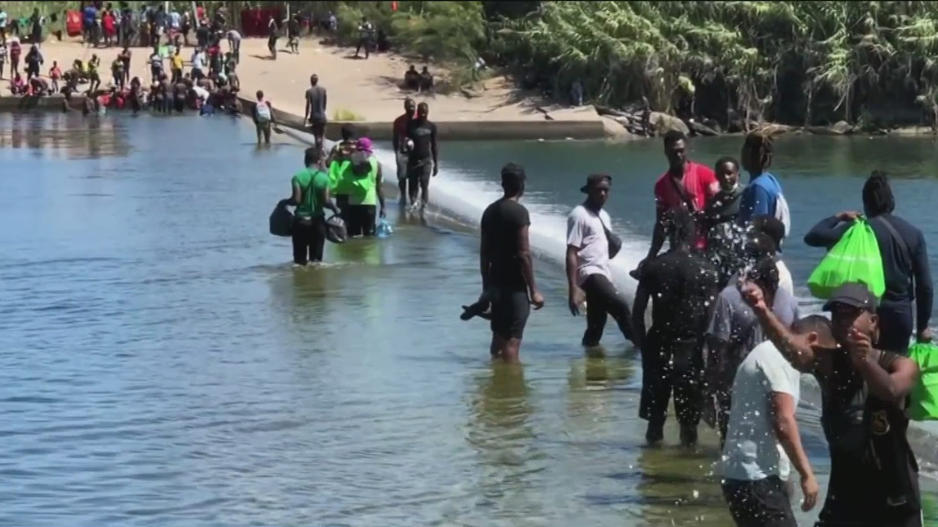Inmigrantes cruzan de un lado al otro del Río Bravo sin control | Shows ...