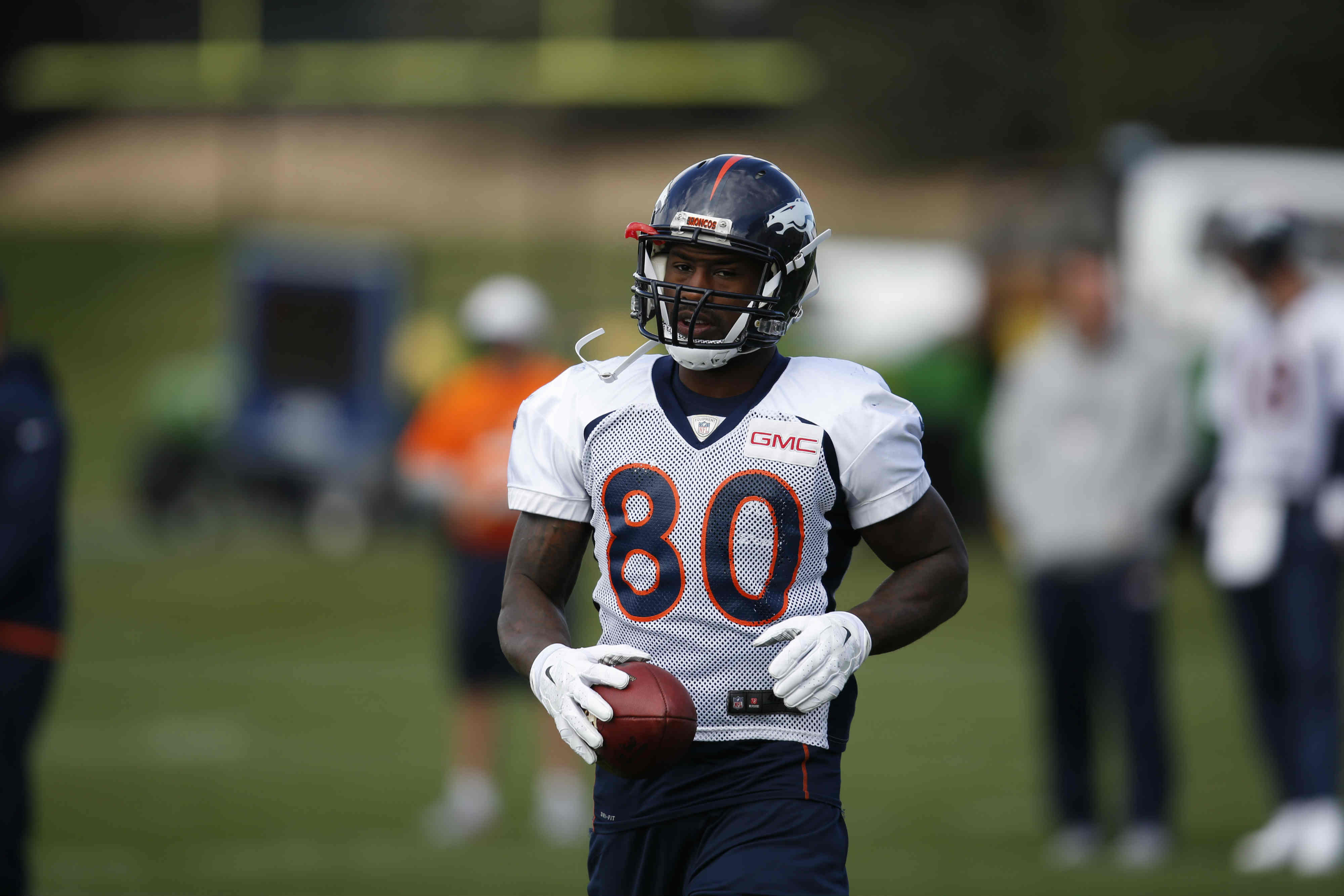 El ala cerrada Vernon Davis se presentó a los entrenamientos de los ...