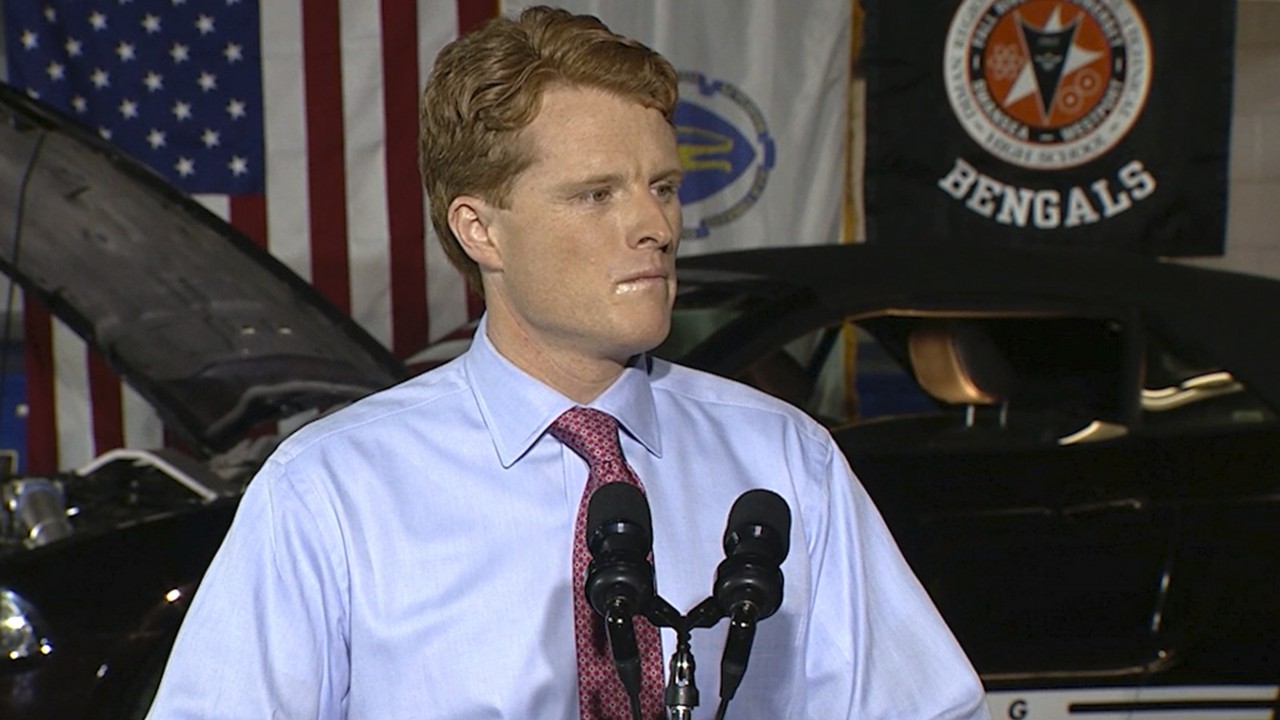 "Era chapstick": Joe Kennedy explica el brillo en sus labios durante su ...