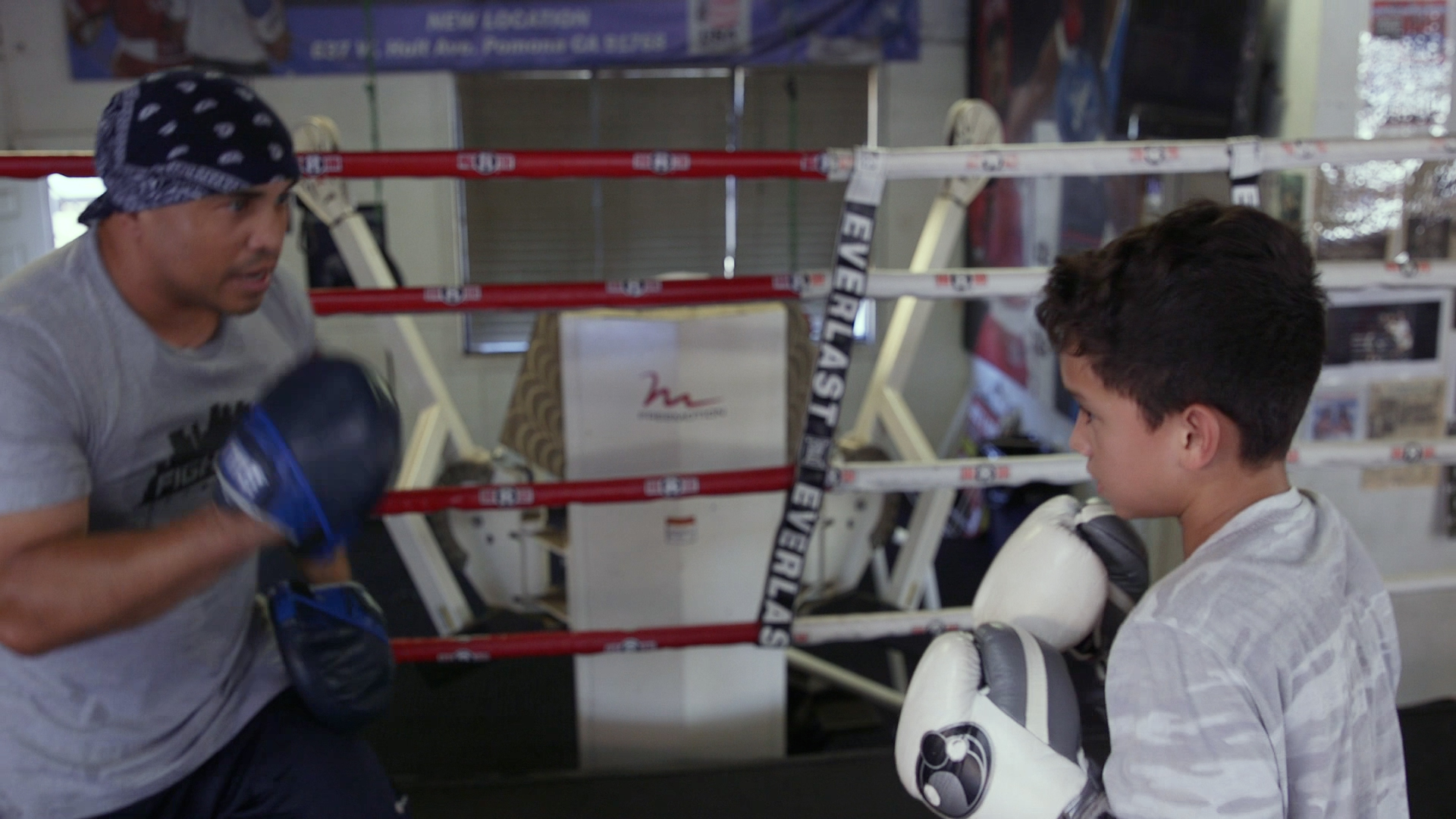 Así es como un gimnasio de boxeo salva a niños hispanos en un barrio ...