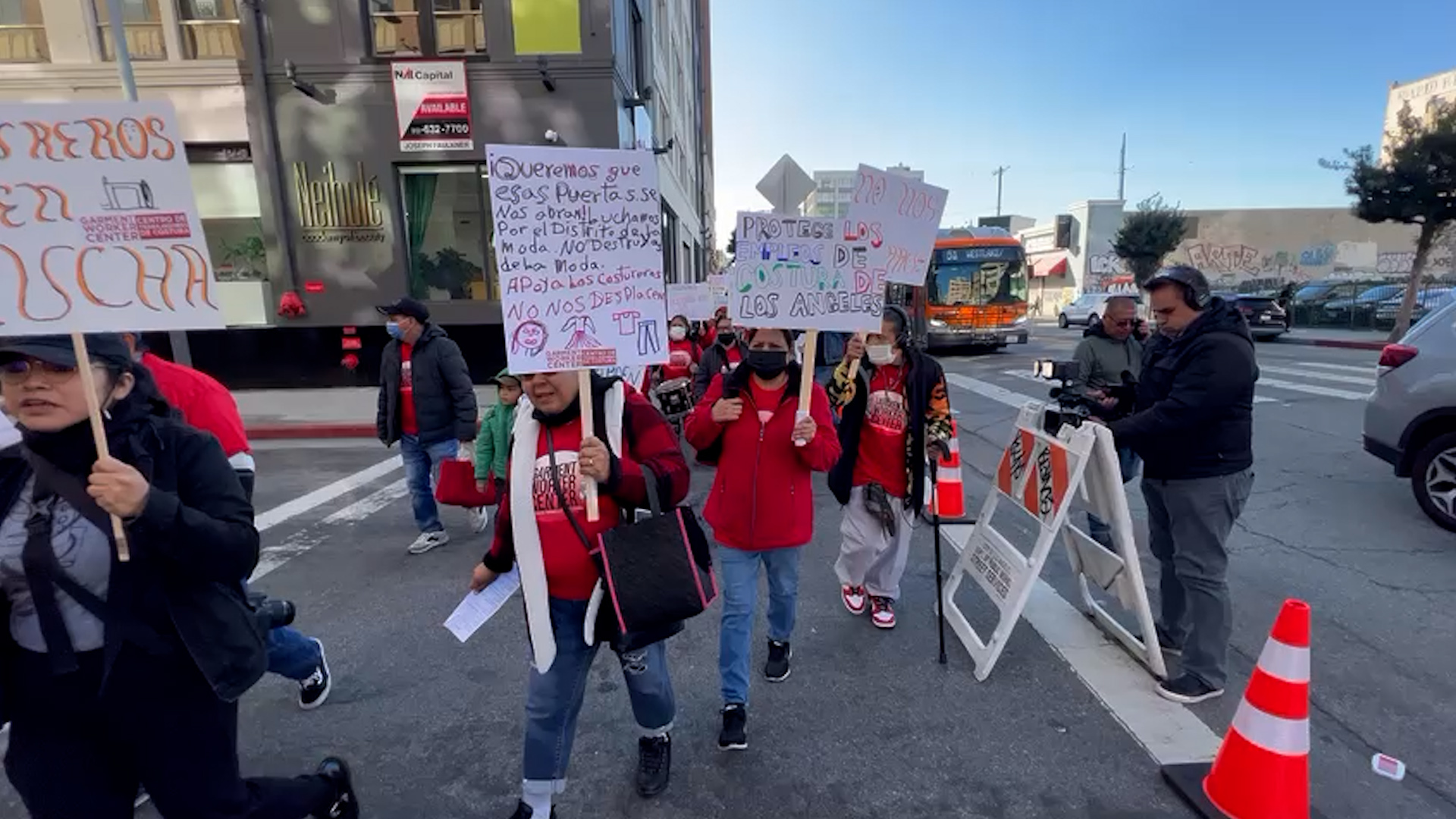 Protestan trabajadores de la industria de la moda en Los Ángeles ...