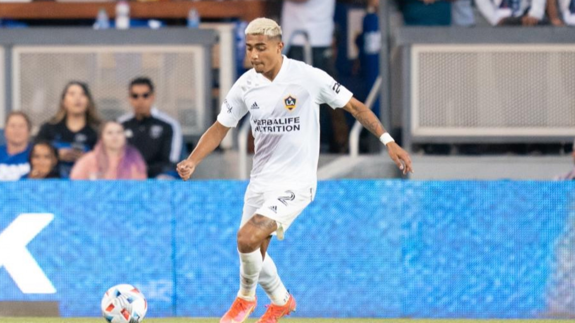 LA Galaxy firma una extensión de contrato con el juvenil Julian Araujo ...