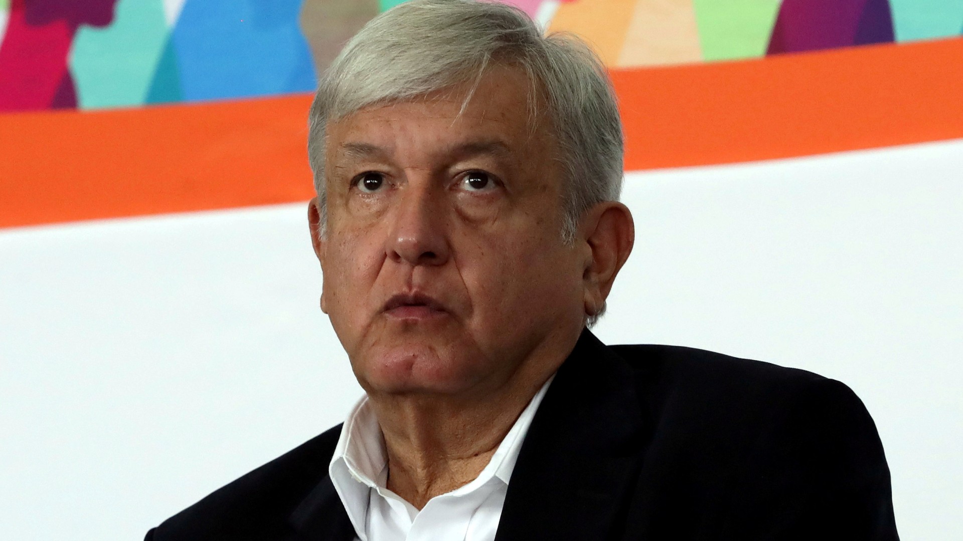 Acusan A Amlo De Machista Por Darle Un Beso A Una Reportera Que Le Hizo