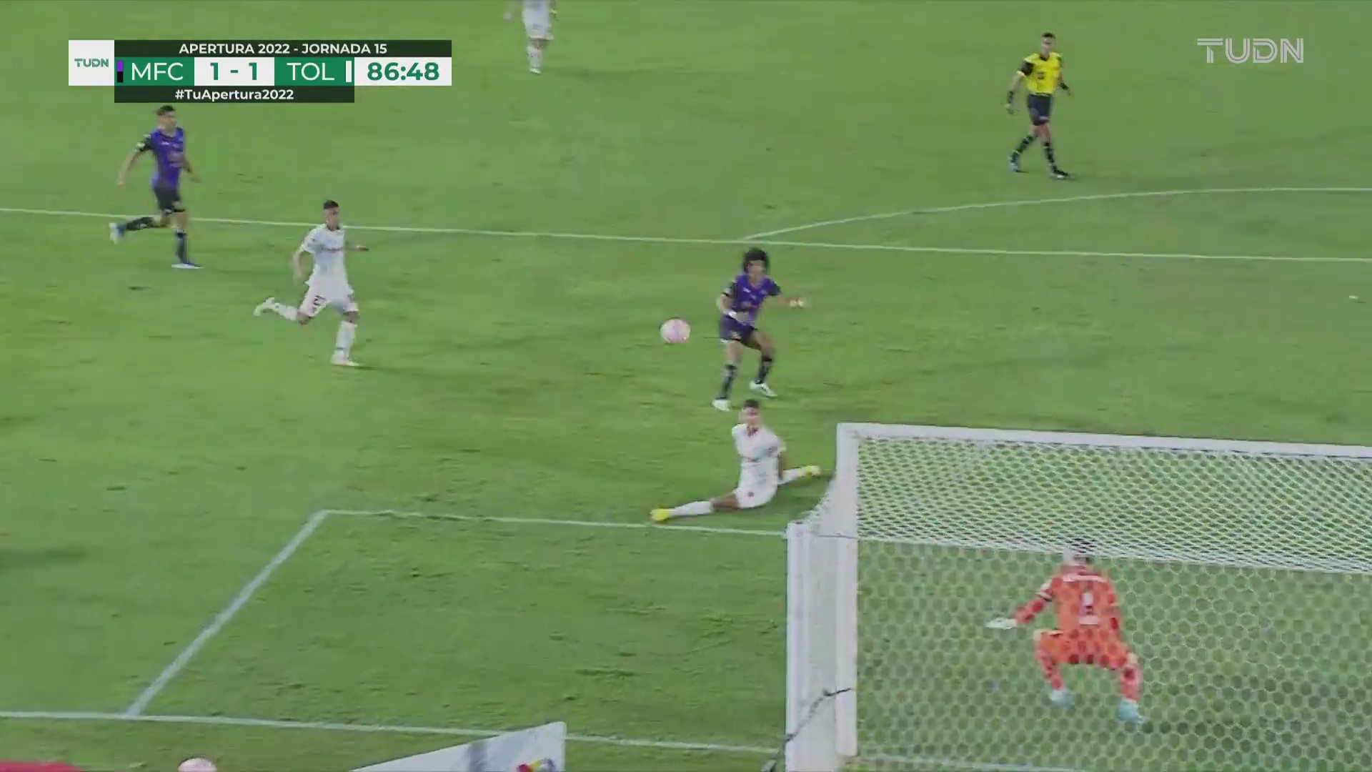 ¡Todos la vimos adentro! Bello le pega con efecto y sale por un lado ...