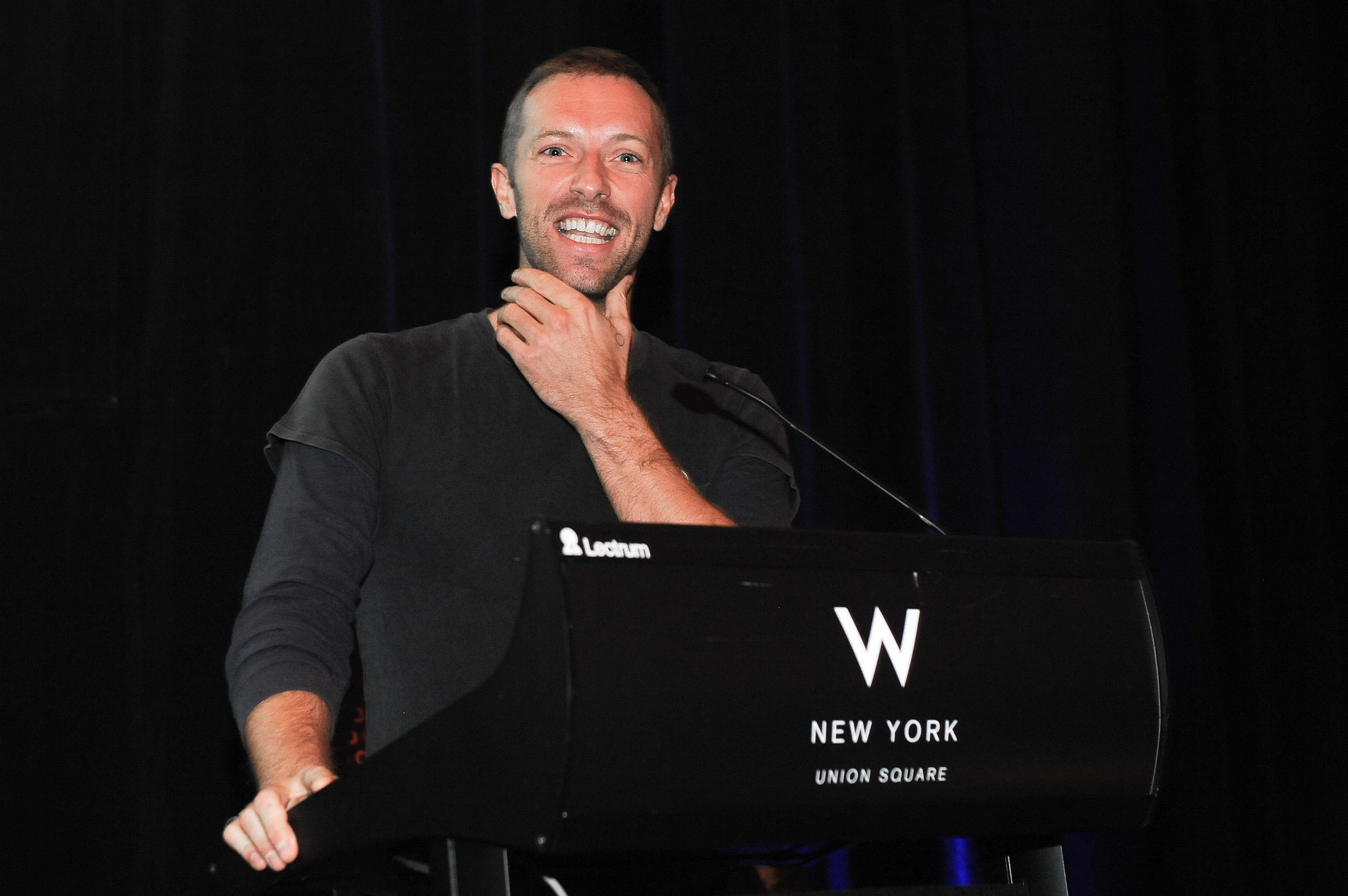 Chris Martin bailó tango en París con su nuevo amor | Univision Famosos ...