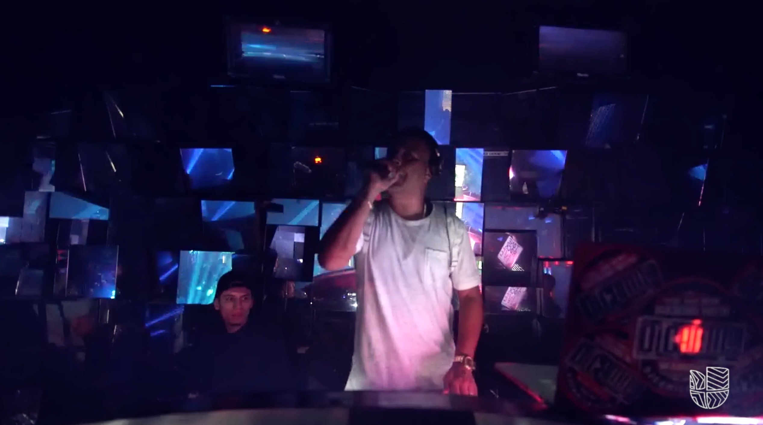 Un día en la vida de un DJ Camilo | Estilo de Vida | Univision