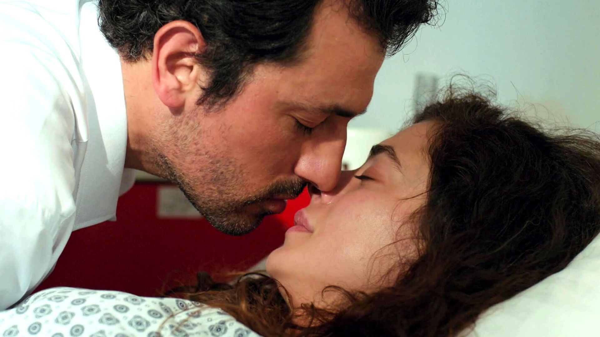 Bahar y Arif se besan por primera vez con mucha ternura | Novelas Mujer | Univision