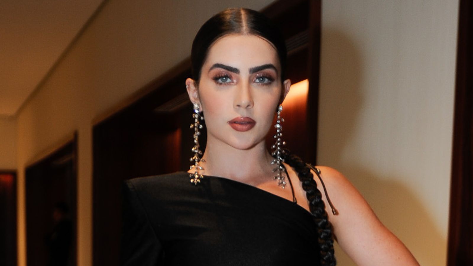 Jade Picon repete vestido usado por Nicole Kidman: look é aberto de um lado e coberto do outro ...