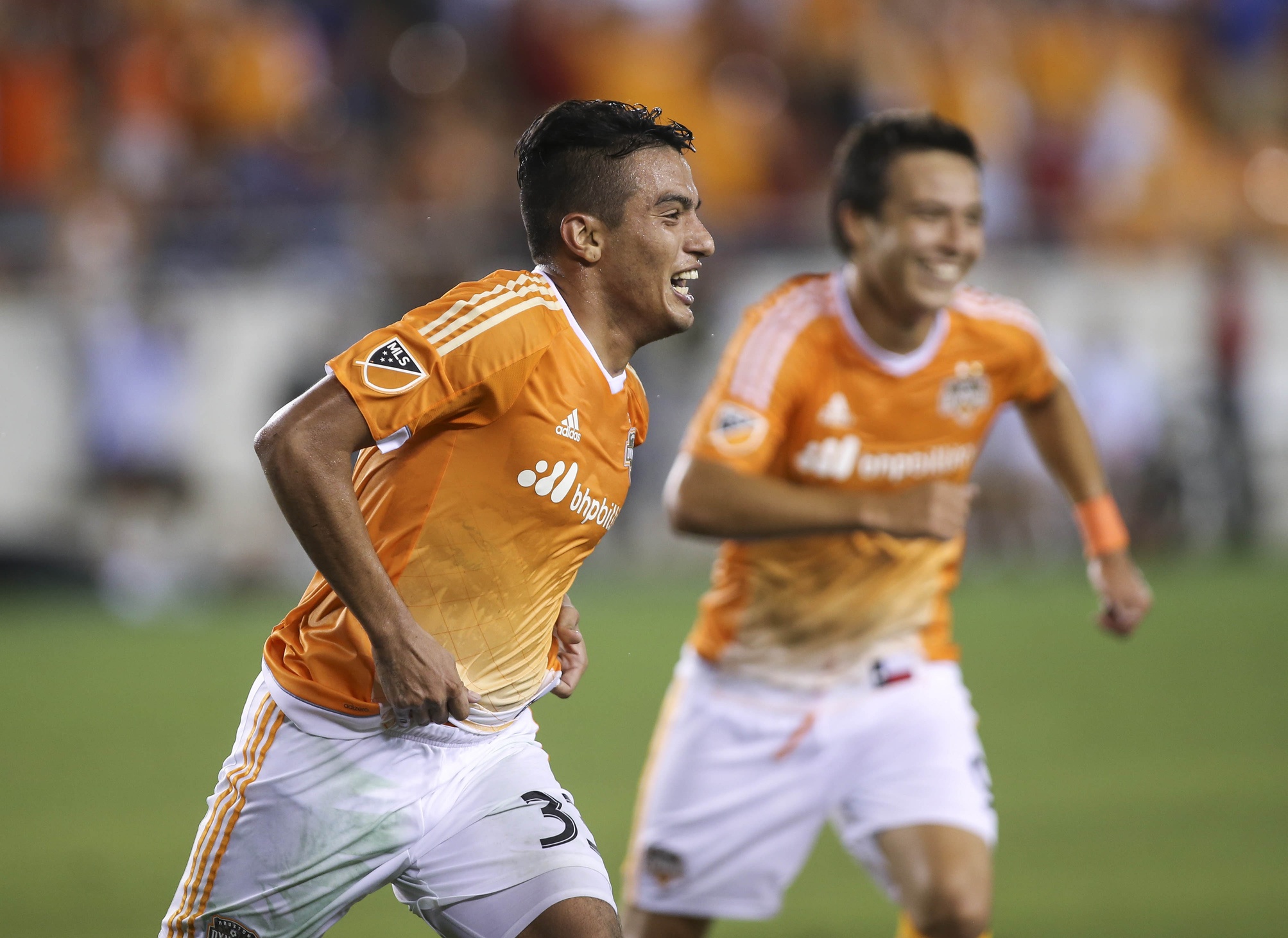 Contenido en casa, Leonel Miranda empieza a darle fútbol a Houston ...