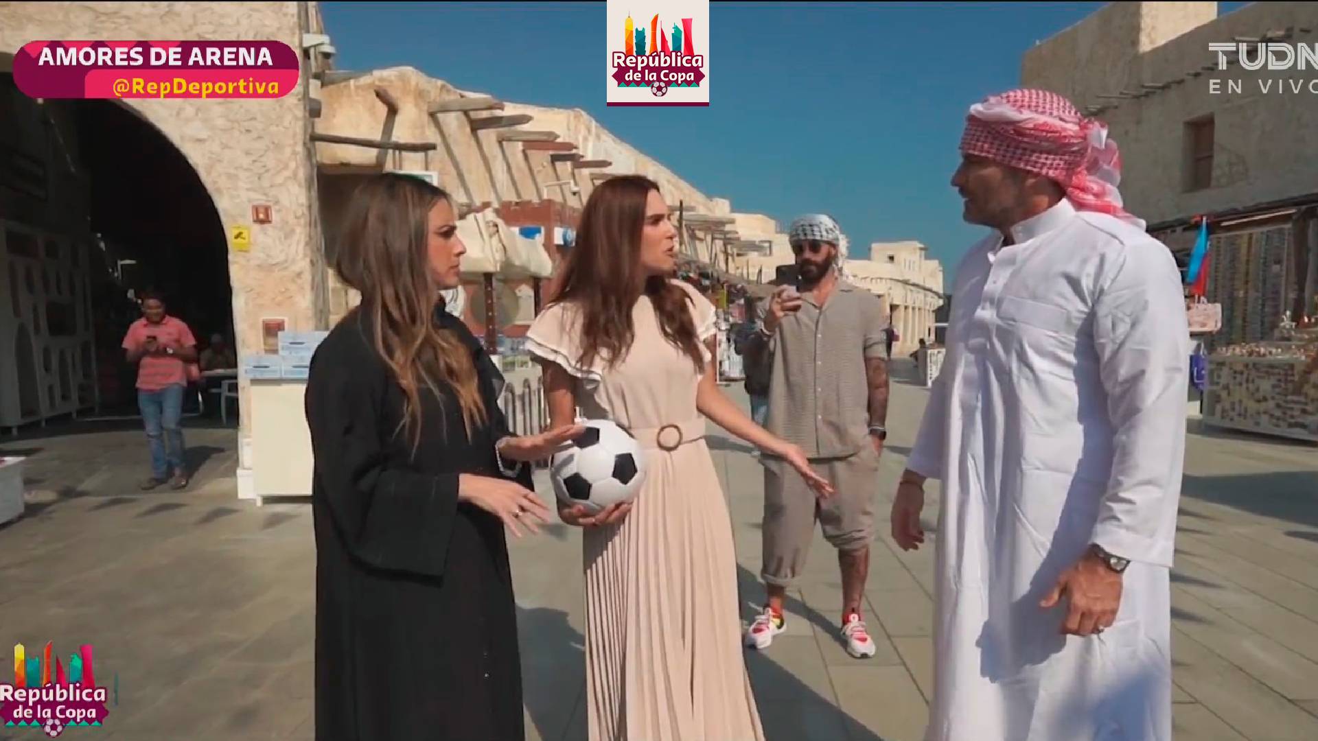 Amores de arena | Todos pelean por el balón para asegurar su chamba ...