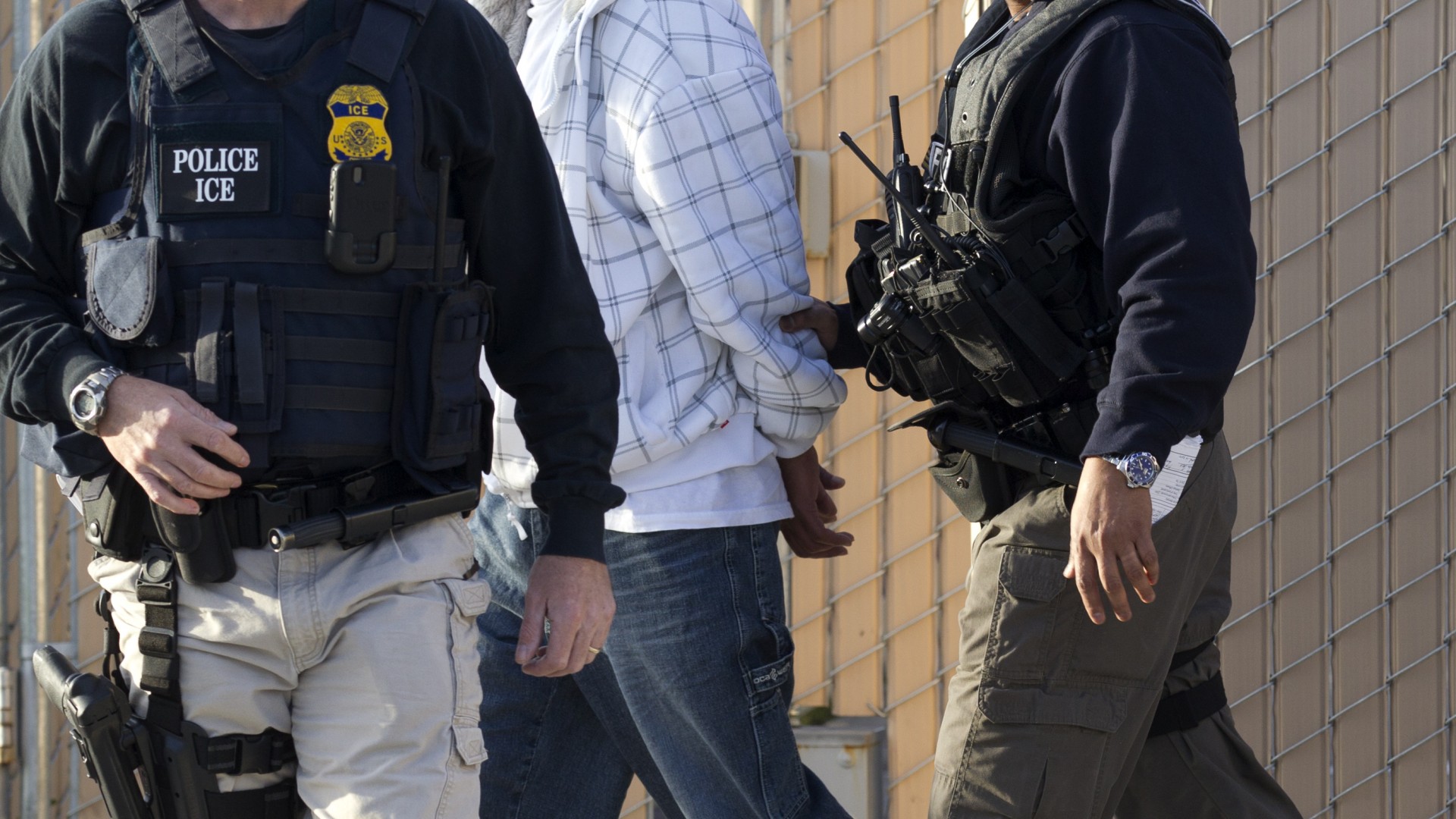 Agentes de ICE arrestan a más de 150 indocumentados en el norte de ...