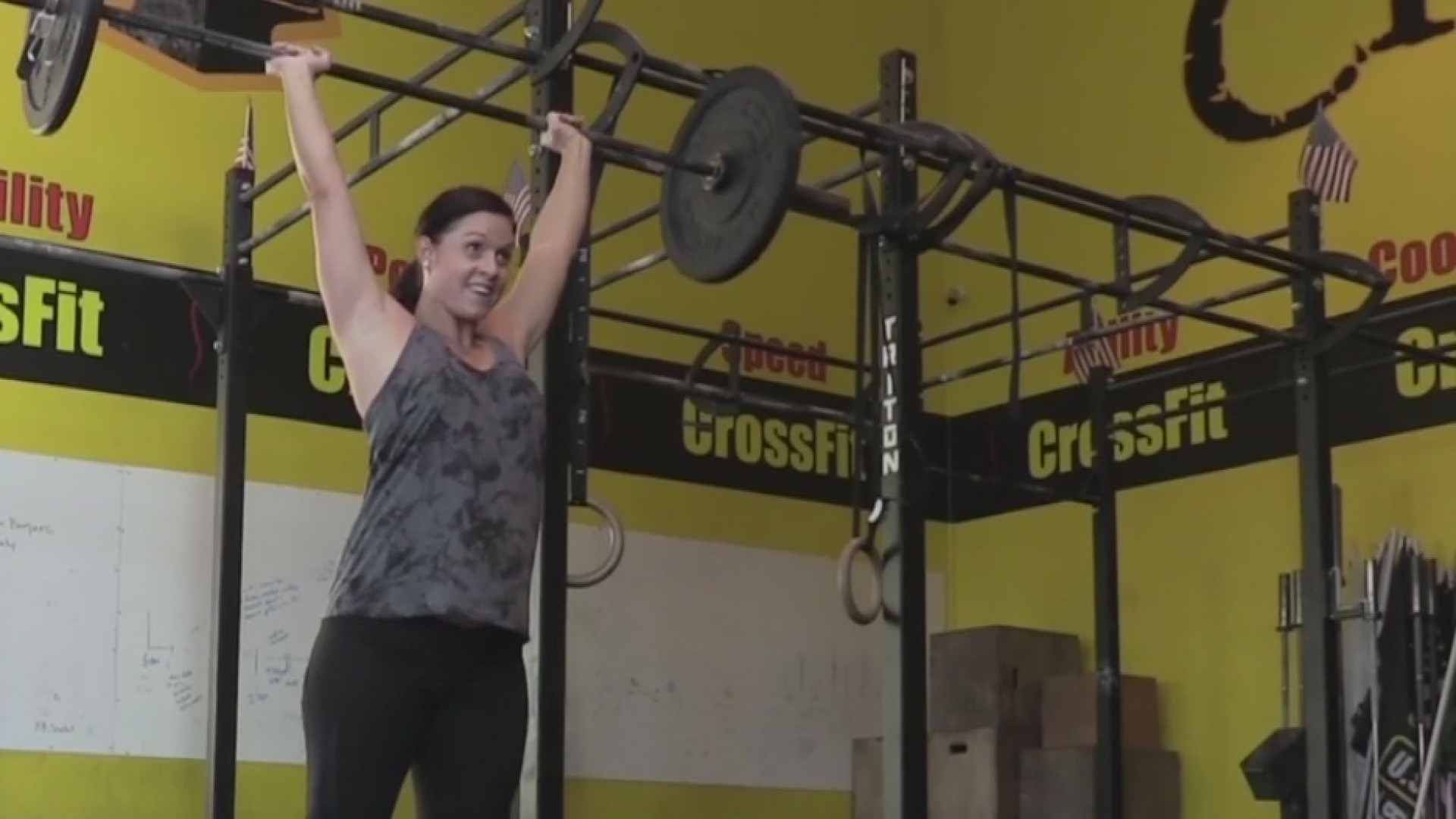 Angie Flowers tiene ocho meses de embarazo y practica crossfit | Video ...
