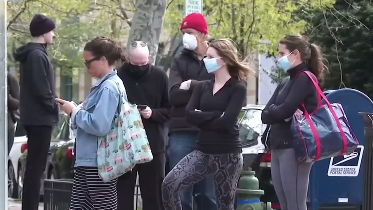 The head of the CDC pleads with people to wear a mask | Univision News ...