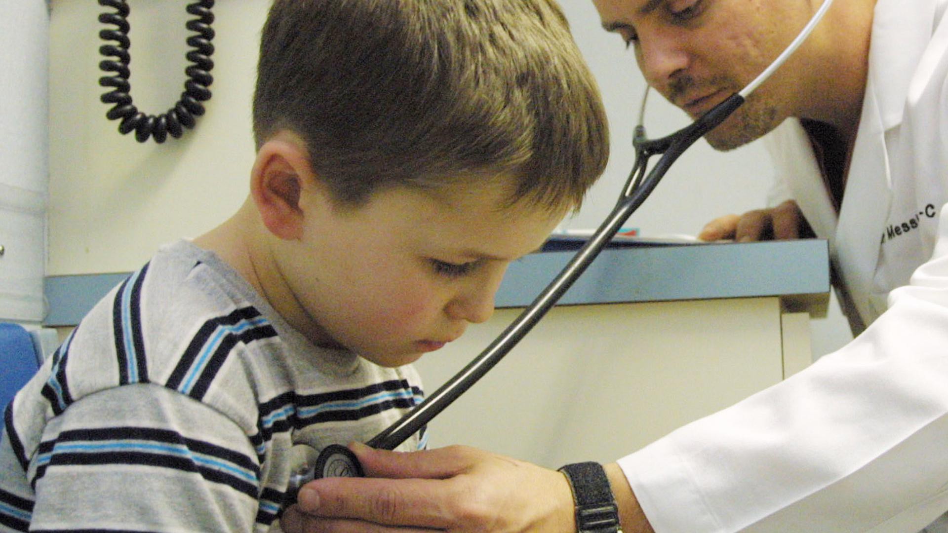 Conoce los síntomas de la fiebre escarlatina en niños | Video ...