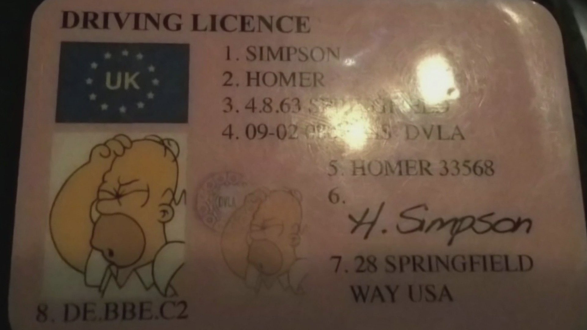 Conductor se hace pasar en su licencia de conducir por Homero Simpson ...